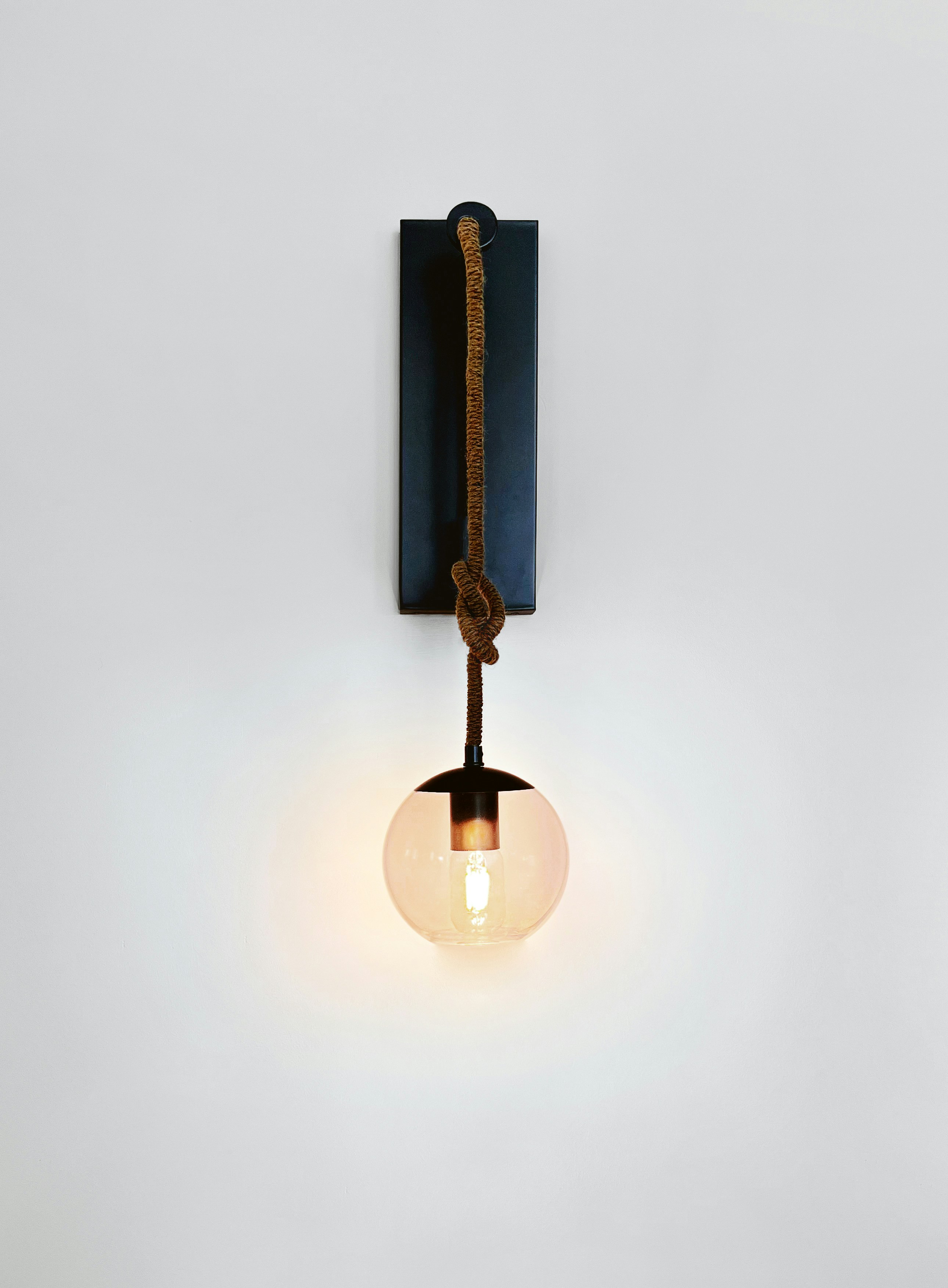 A light that is on the side of a wall photo – Free Light Image on Unsplash