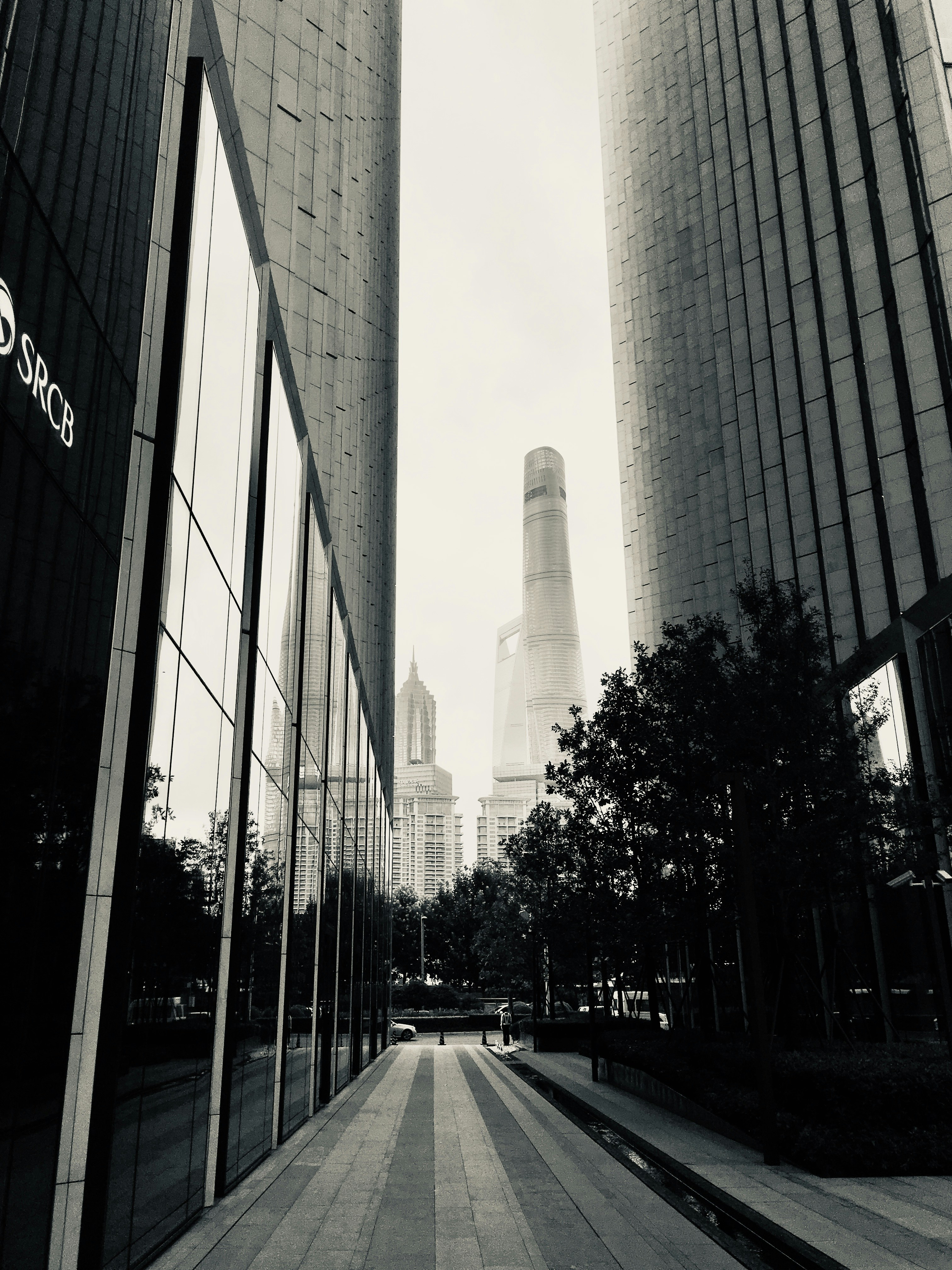 a black and white photo of a city street