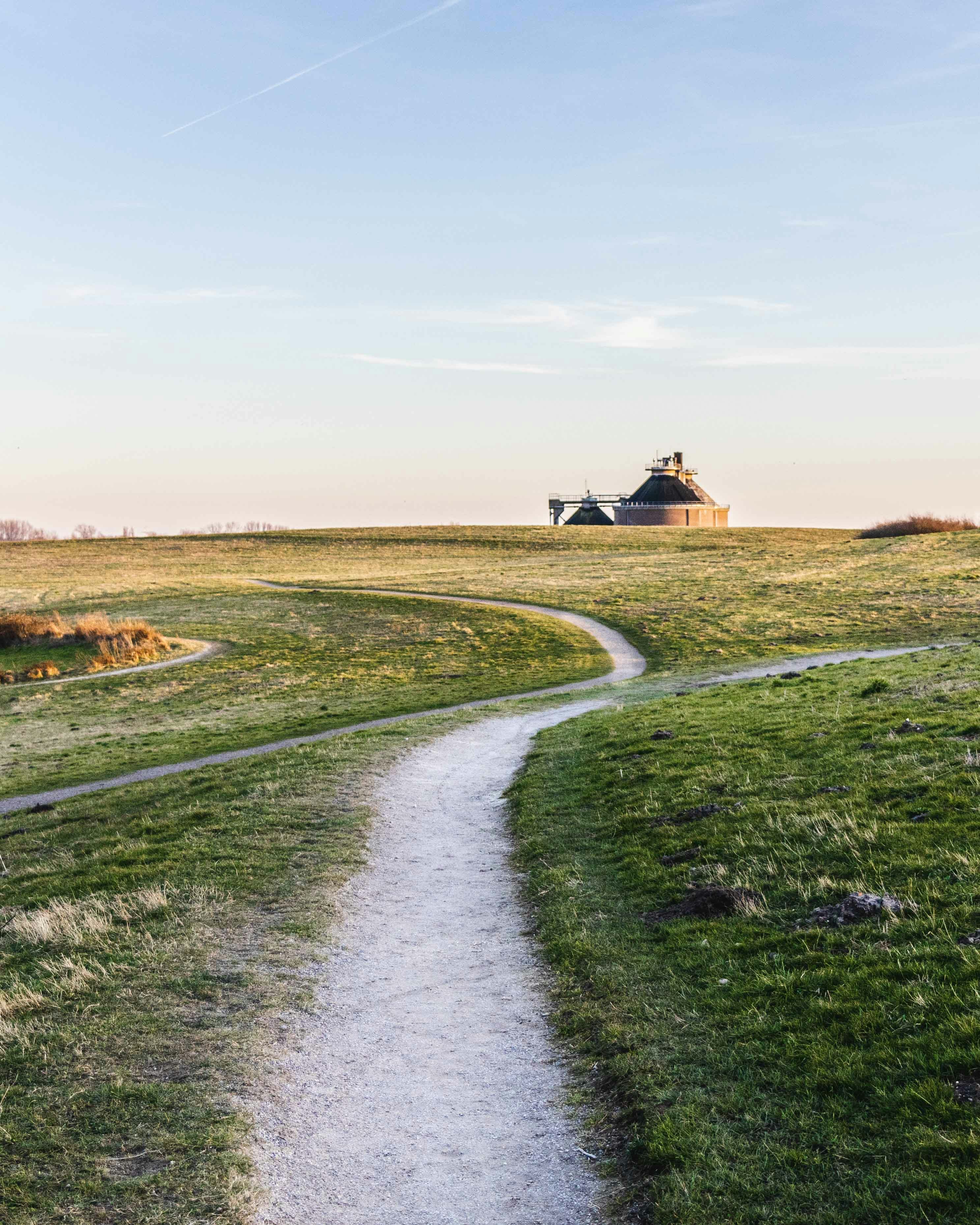 Un chemin menant à une grange au loin photo – Photo Chemin Gratuite sur ...