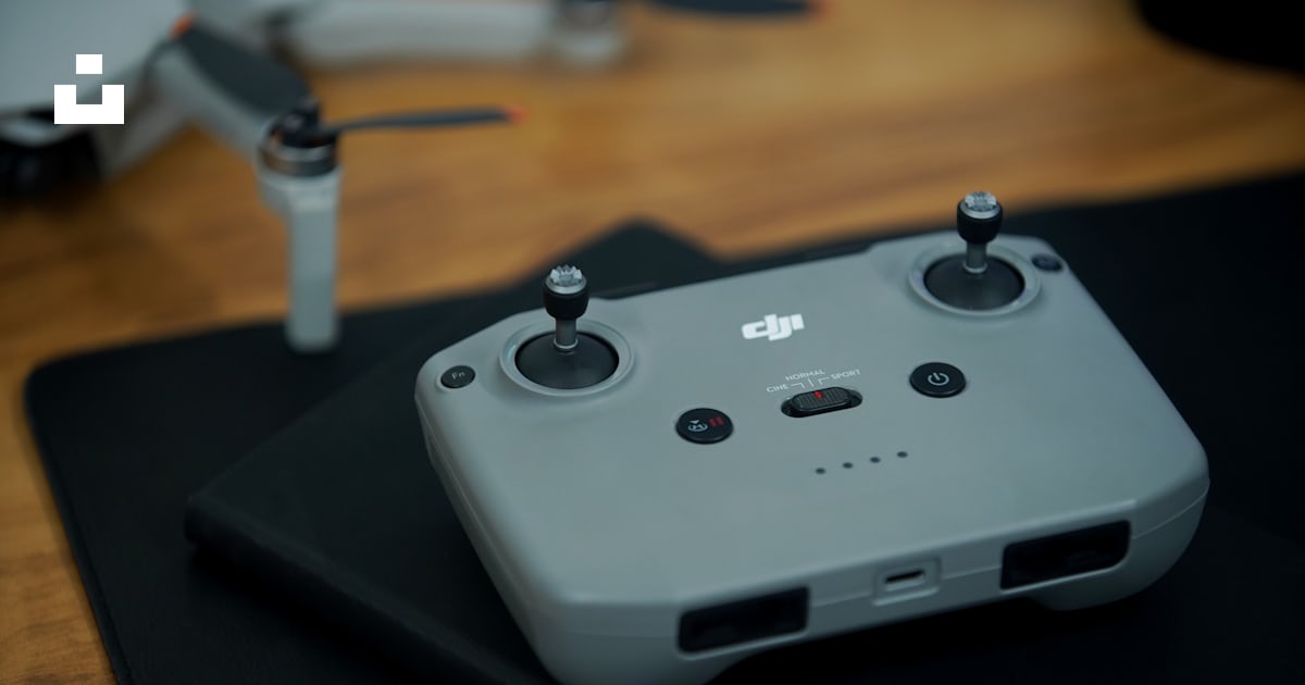 테이블에 있는 리모컨의 클로즈업 사진 Unsplash의 무료 Dji 미니 2 이미지