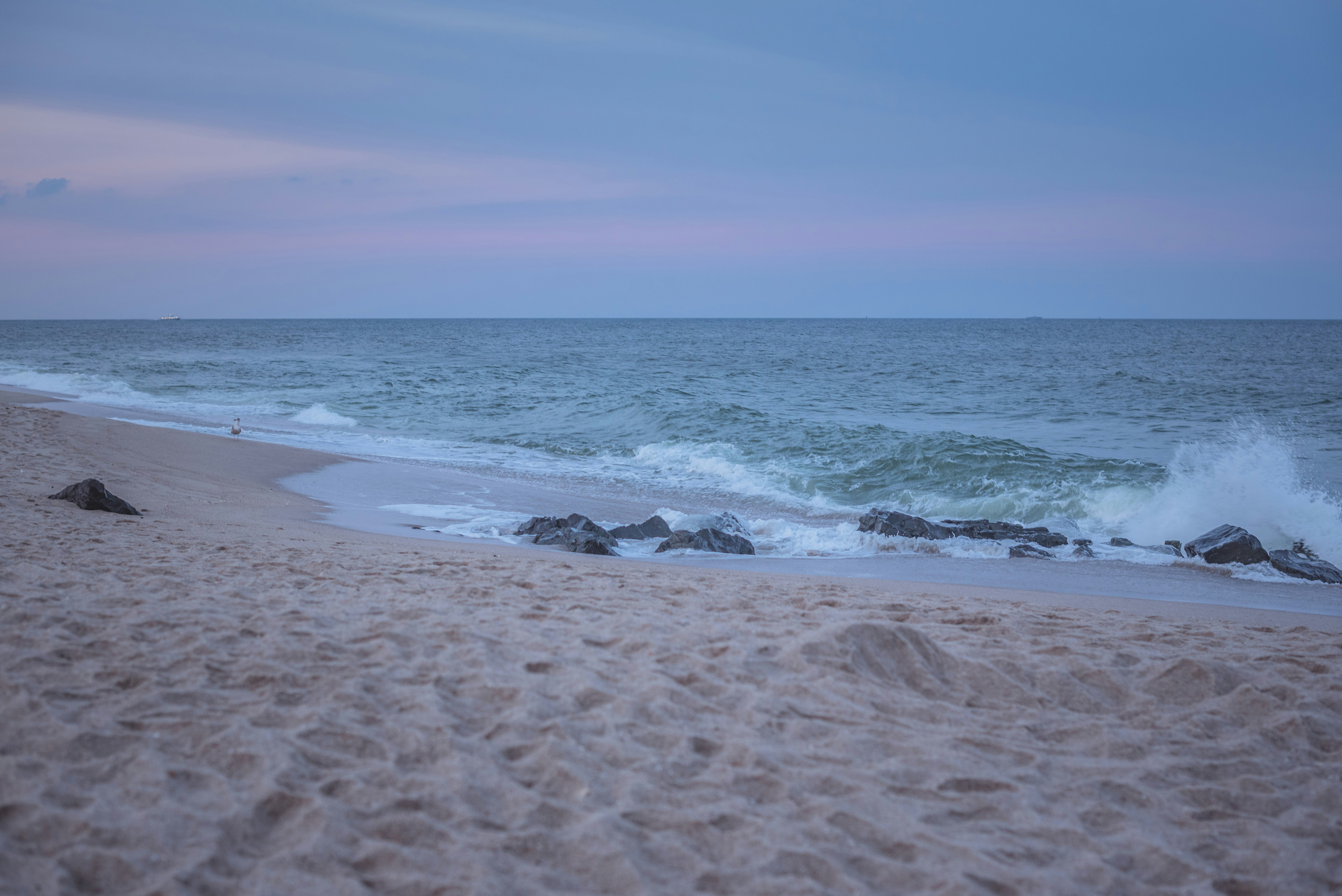 Converging Horizons Over Quiet Tides
