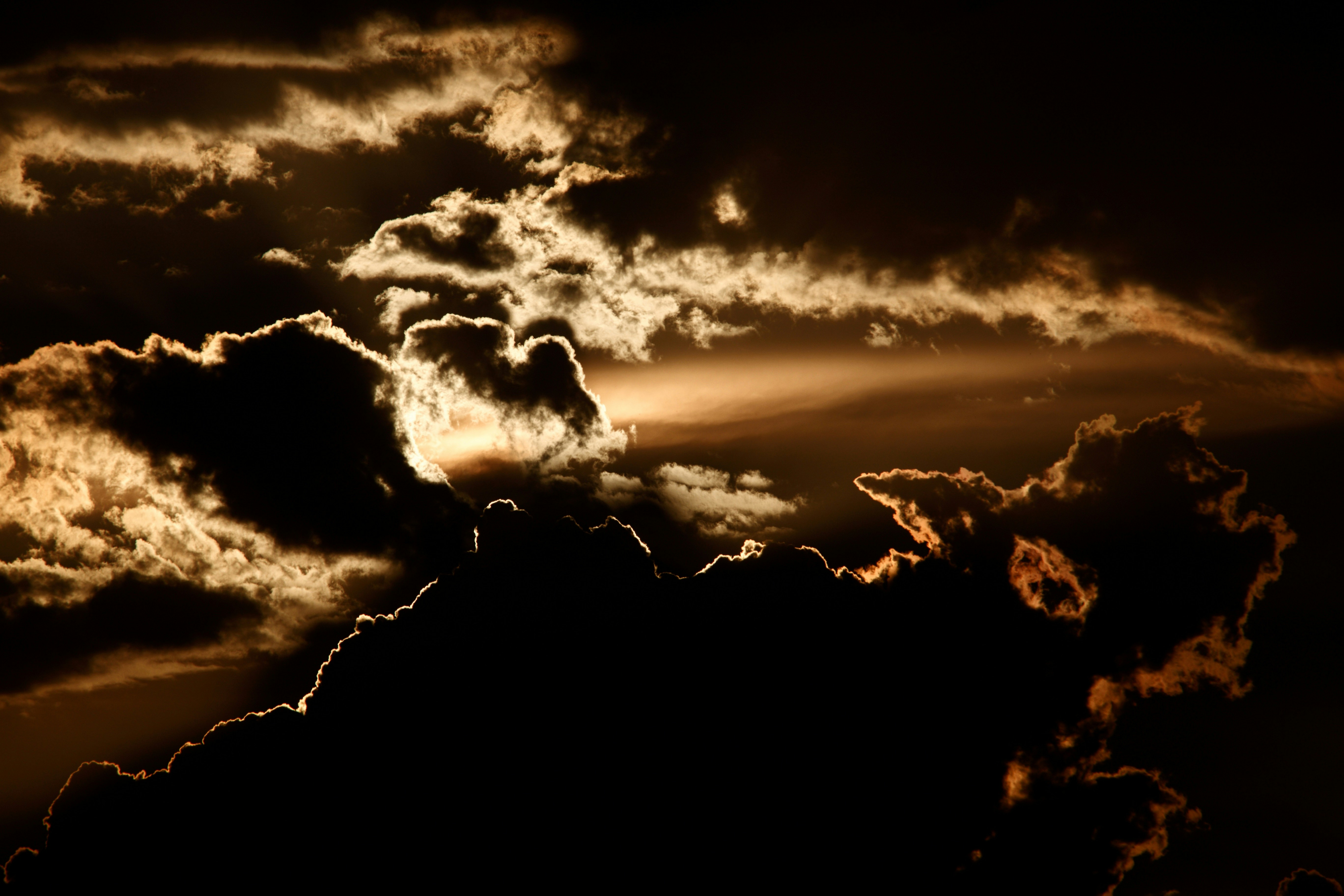 Le soleil brille à travers les nuages dans le ciel photo – Photo Ciel ...