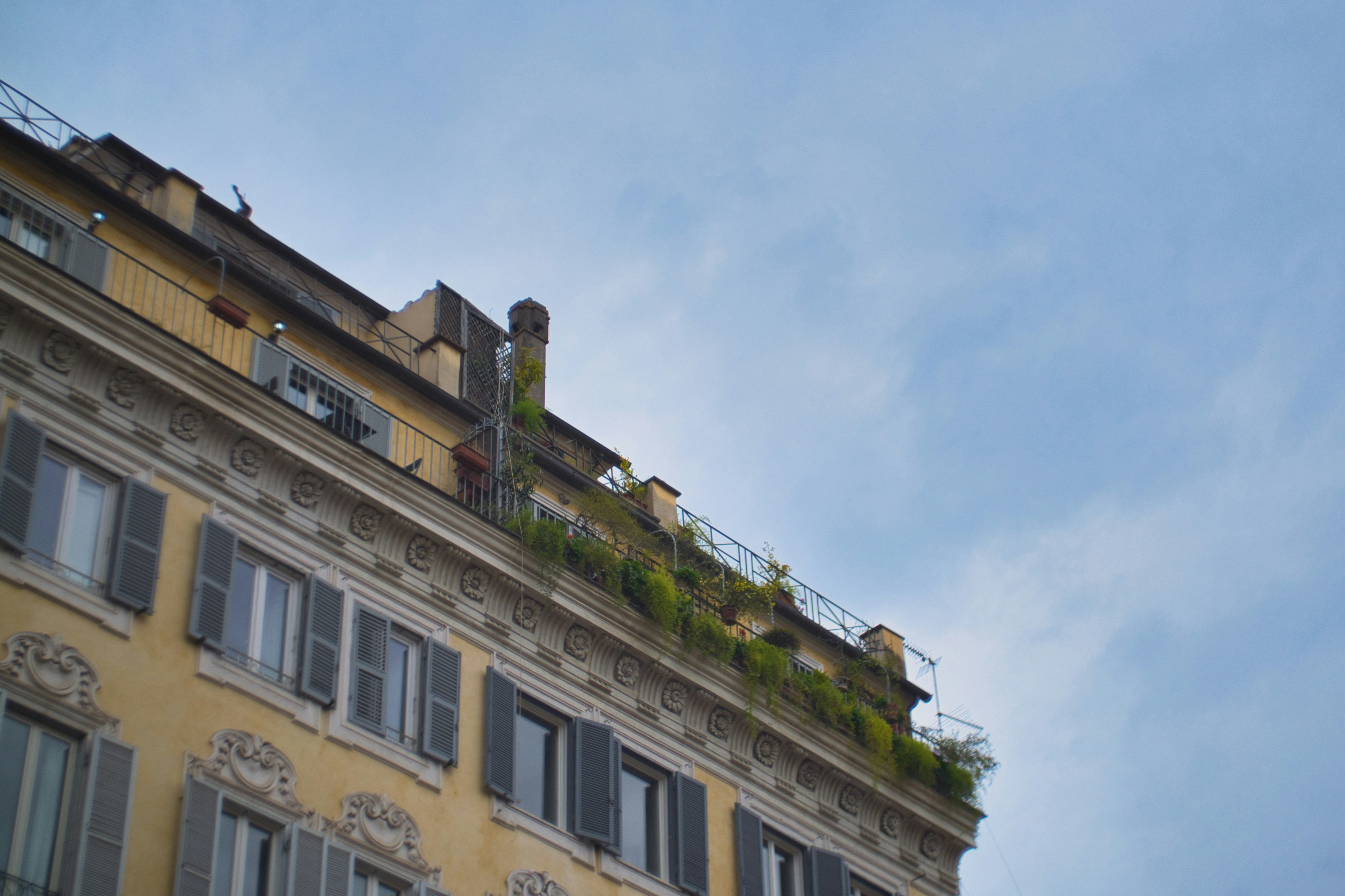 A very tall building with lots of windows photo – Free Metropolitan ...