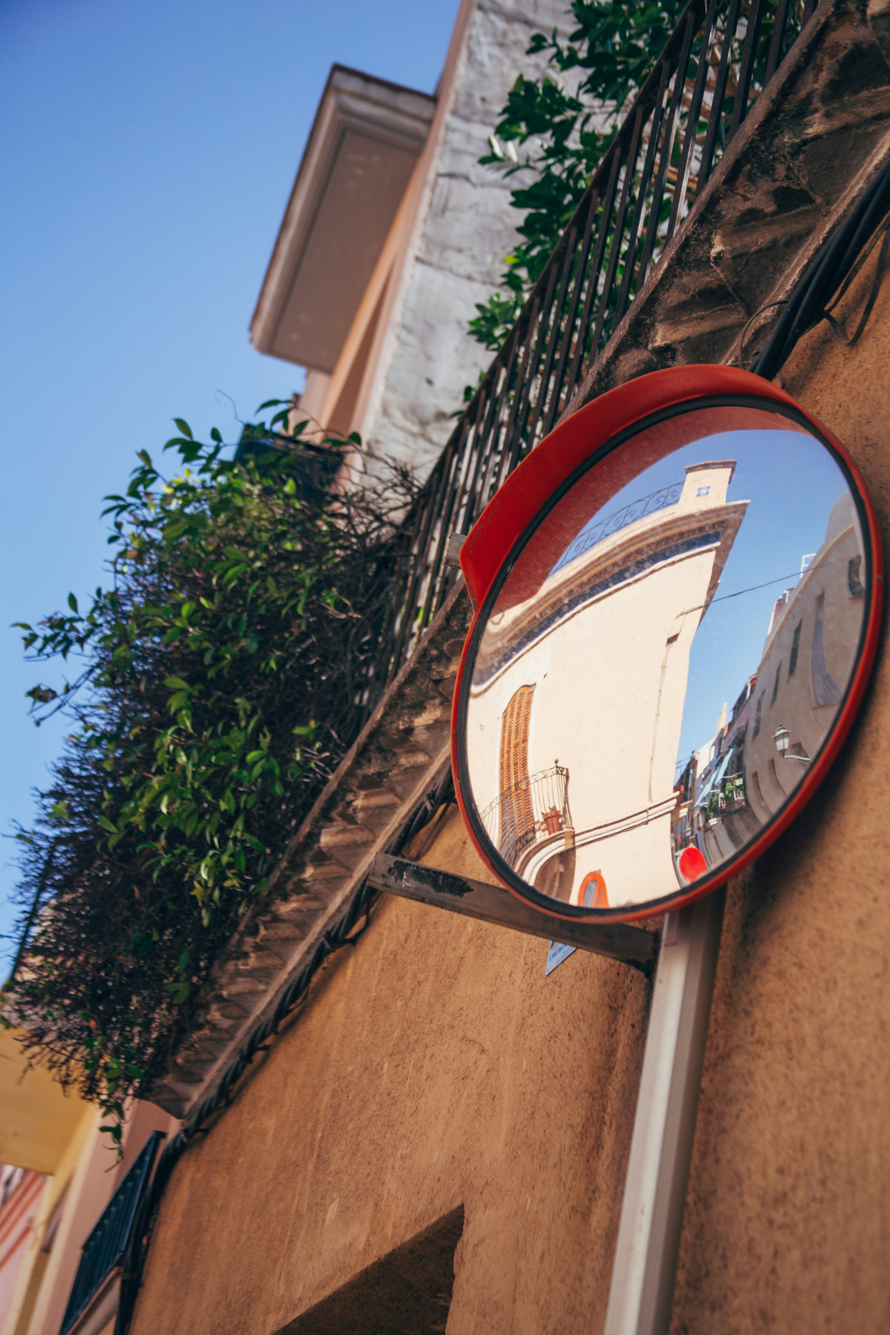 A mirror on the side of a building photo – Free Architecture Image on ...
