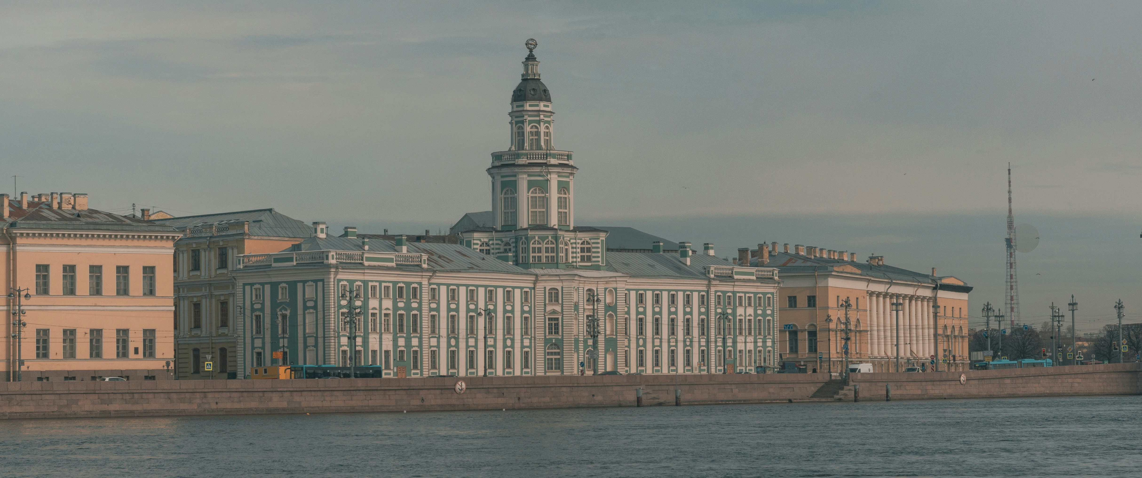 Dome-Topped Riverside: Beaux-Arts Rows Framing a Quiet Waterfront