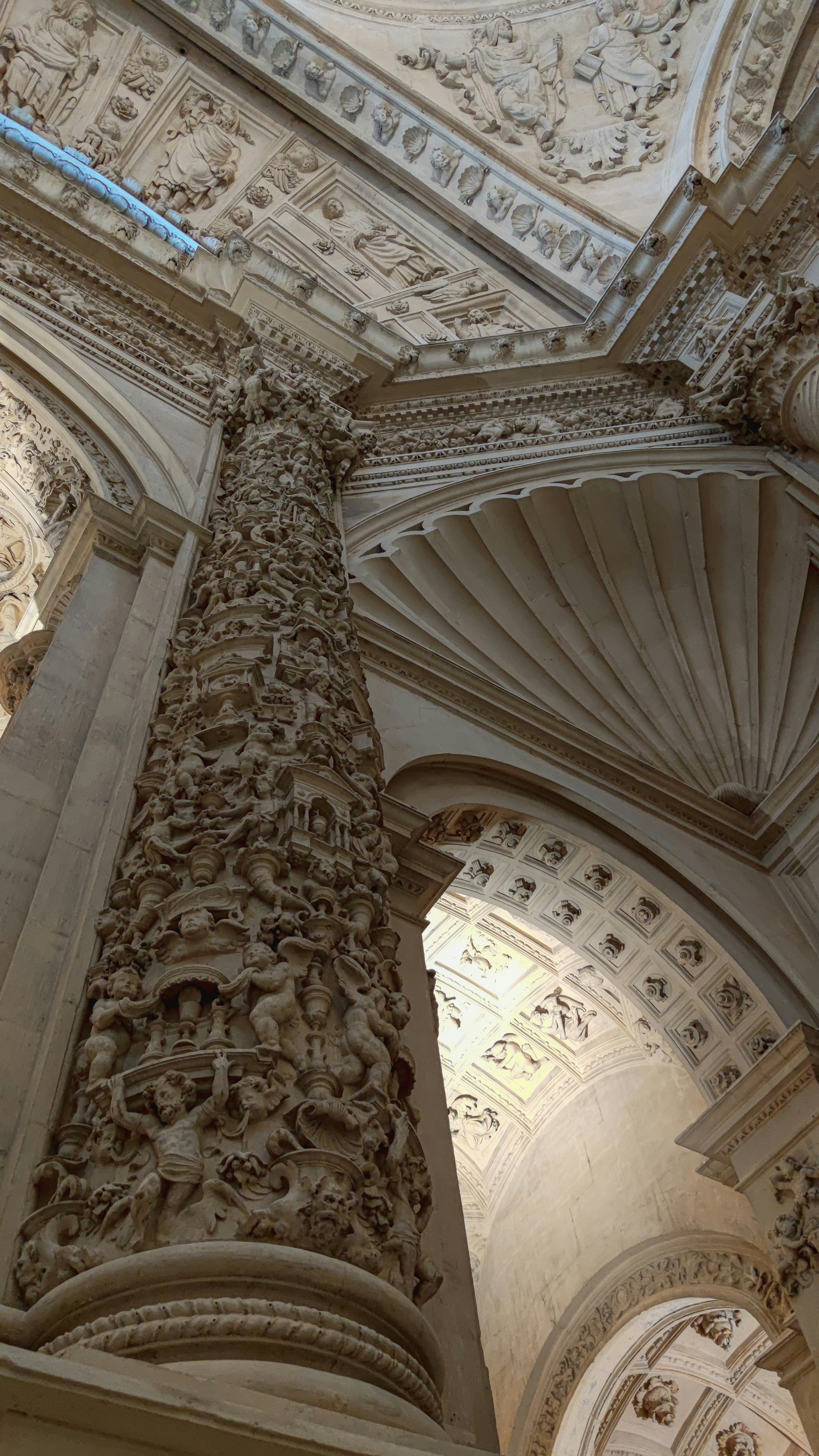 Un grand pilier avec des sculptures dans un bâtiment photo – Photo ...