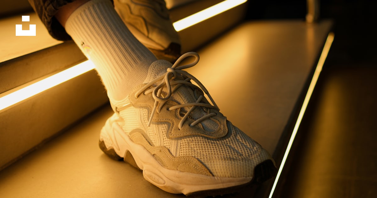 Foto Los Pies De Una Persona En Zapatillas Blancas En Un Conjunto De