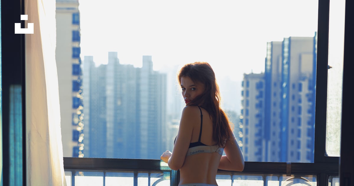 창문 앞에 서있는 비키니를 입은 여자 사진 Unsplash의 무료 상하이 타워 이미지