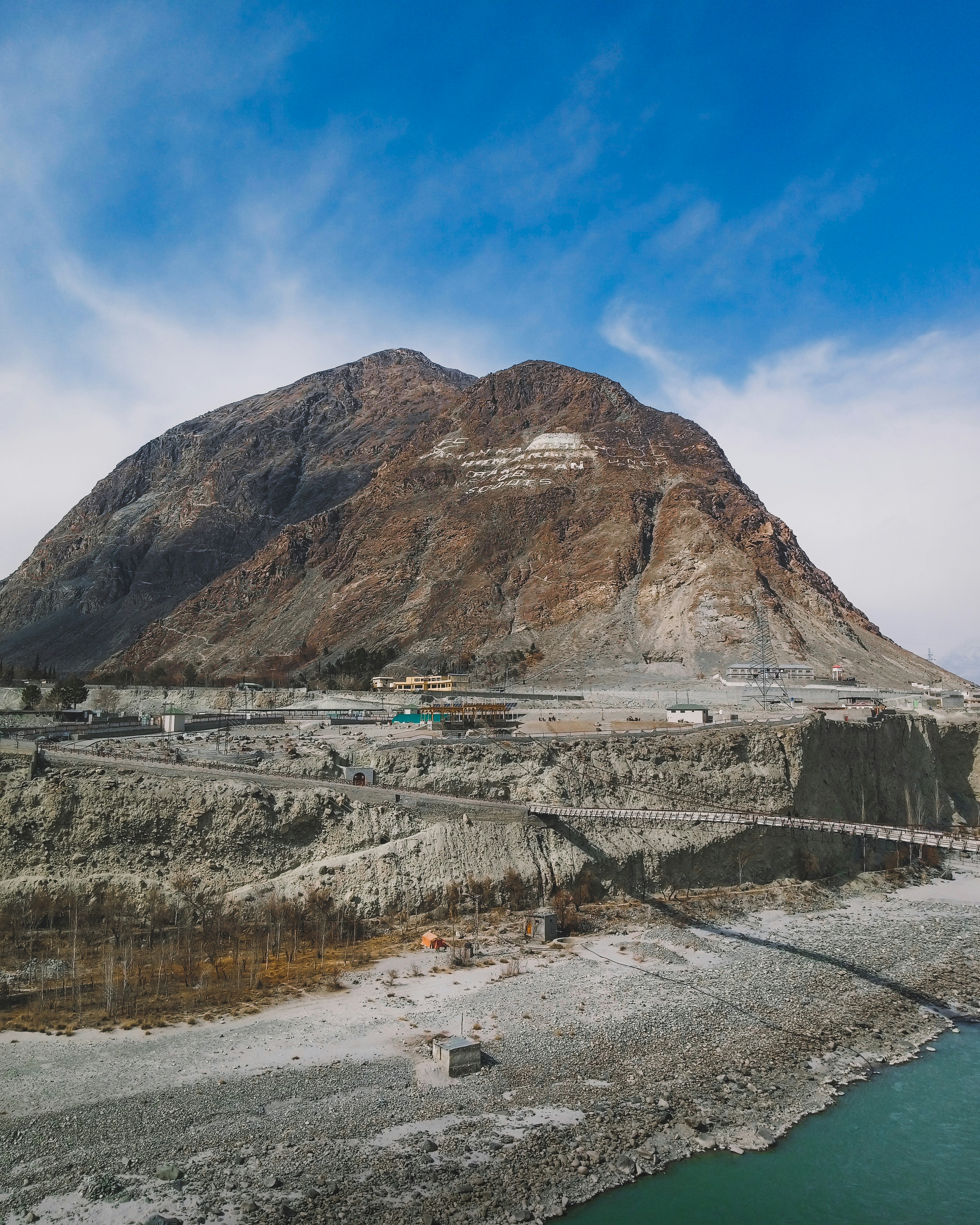 Une grande montagne avec un pont au milieu photo – Photo Gilgit ...