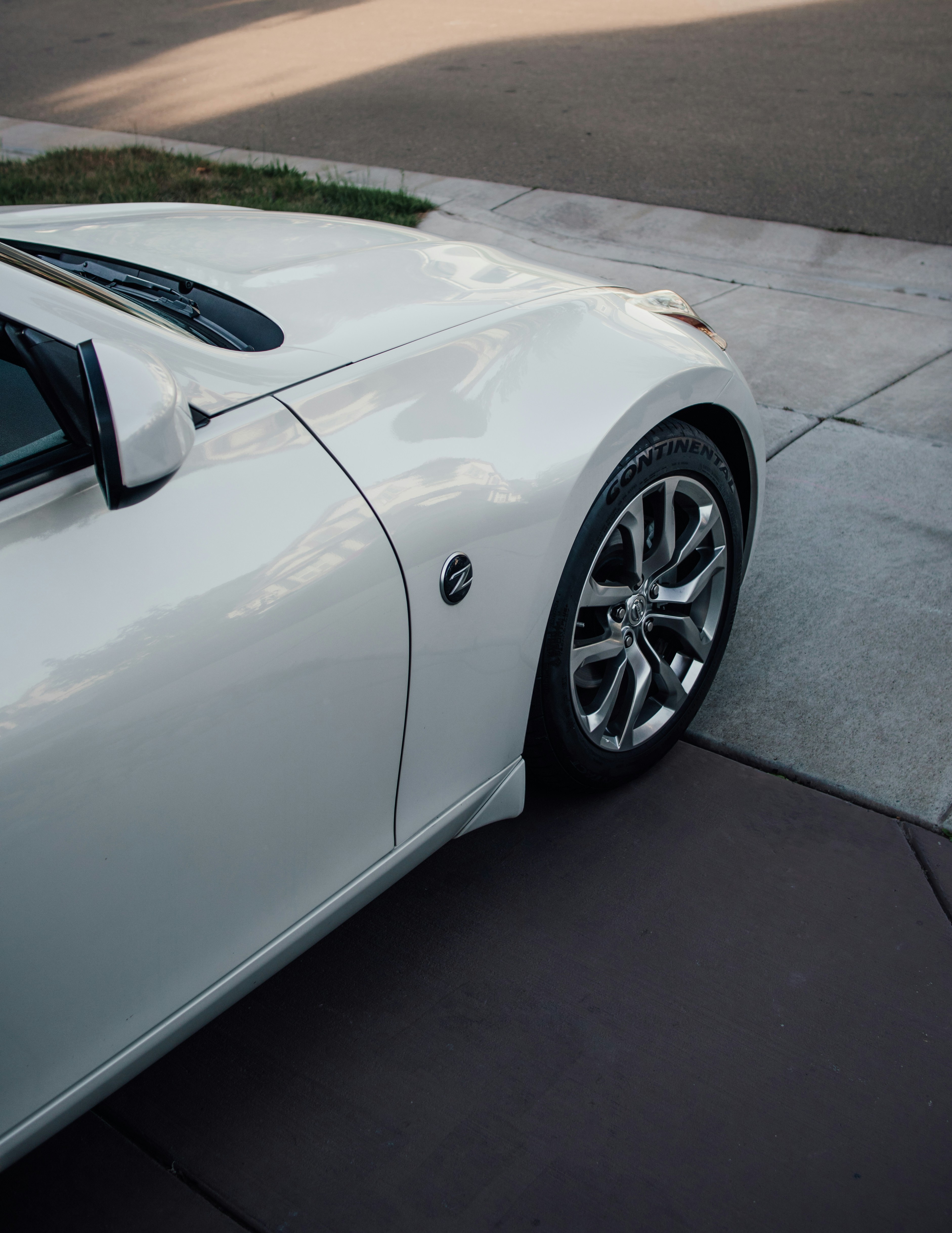 Un auto deportivo blanco estacionado al costado de la carretera foto ...