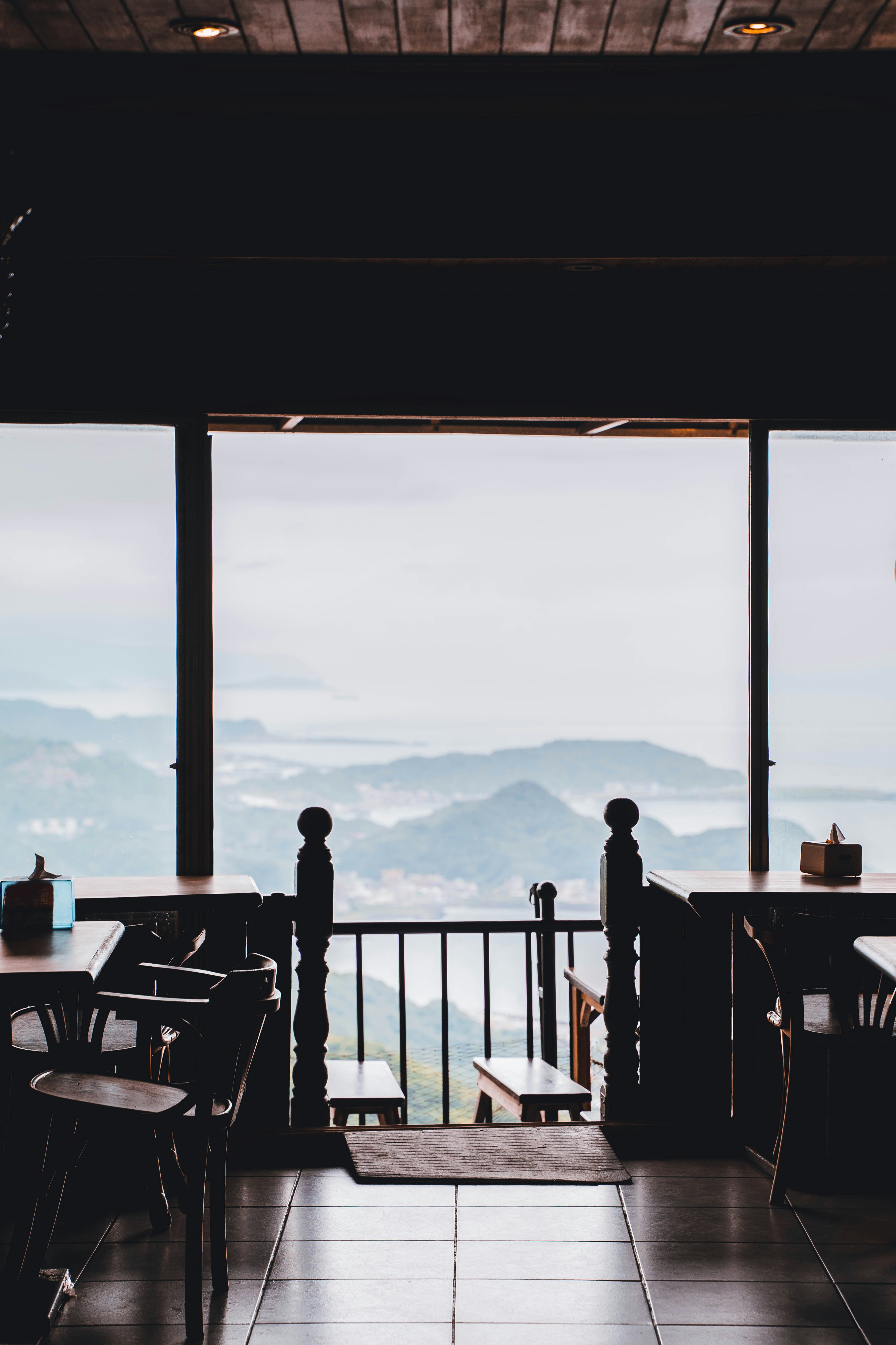 Foto Un restaurante con vistas a las montañas – Imagen Jufen gratis en ...