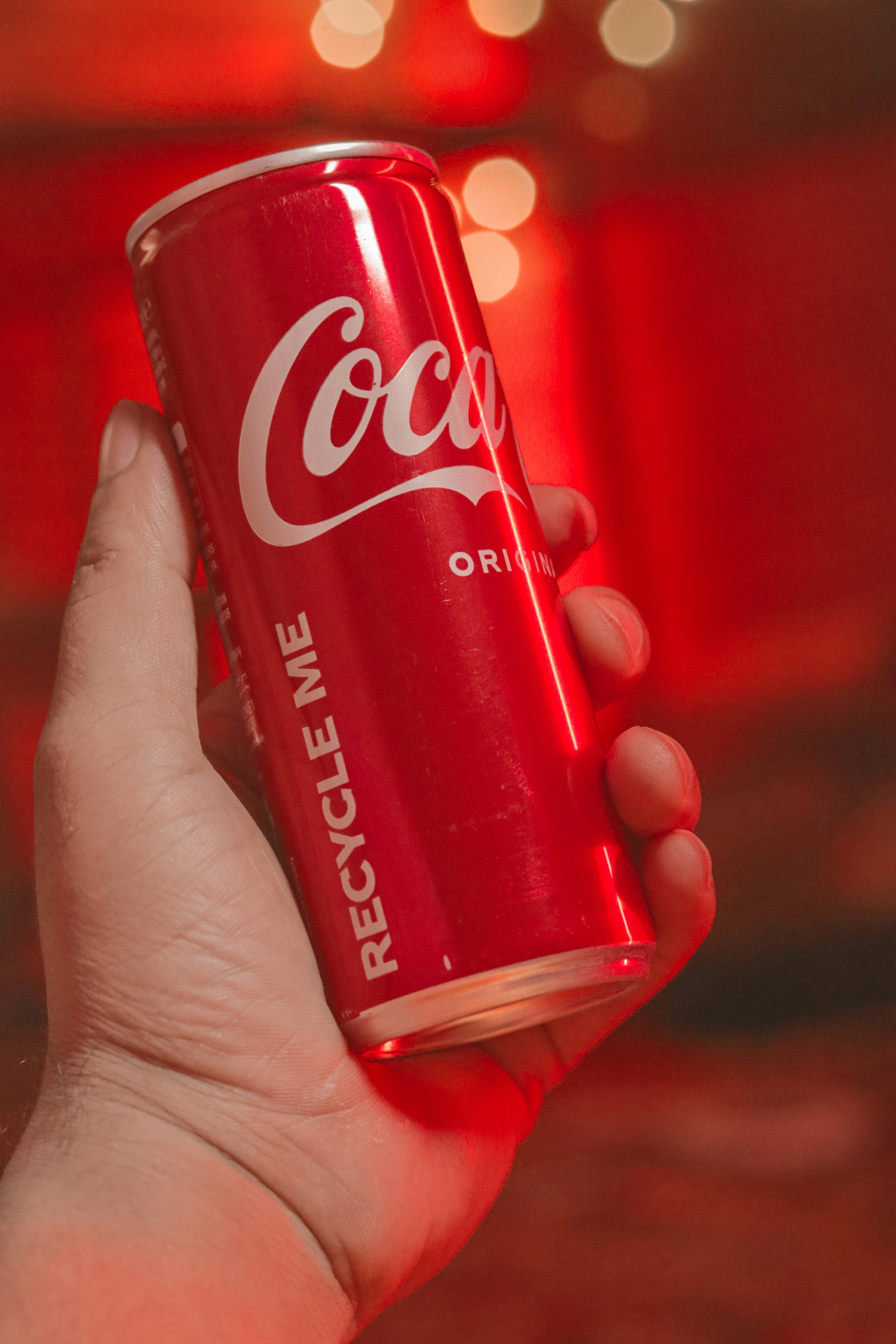 Une main tenant une canette de Coca Cola photo – Image gratuite de ...