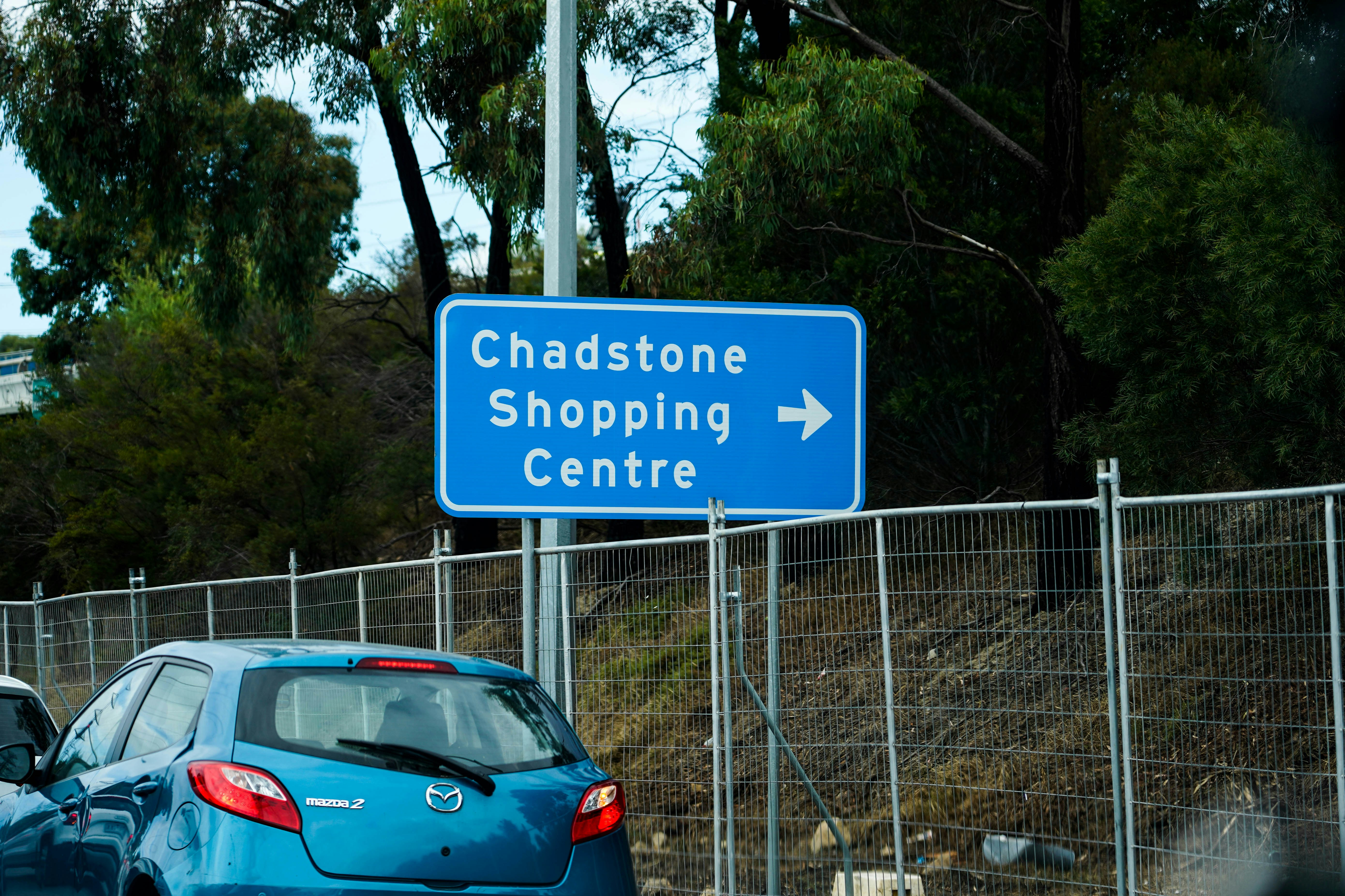 Foto Un letrero azul que dice Centro Comercial Chadstone – Imagen Azul ...