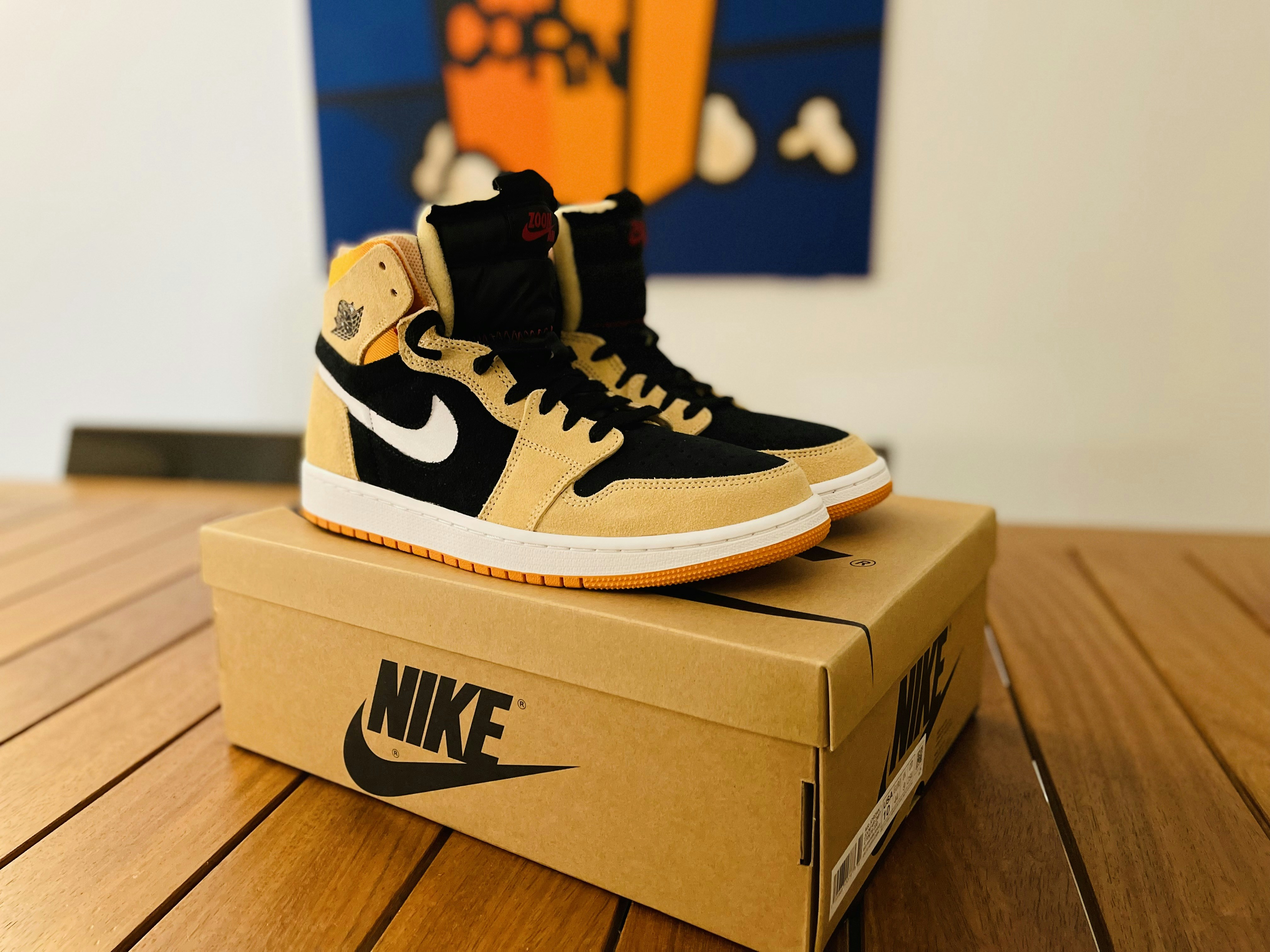 Une paire de baskets posée sur une boîte photo – Photo Vêtements ...
