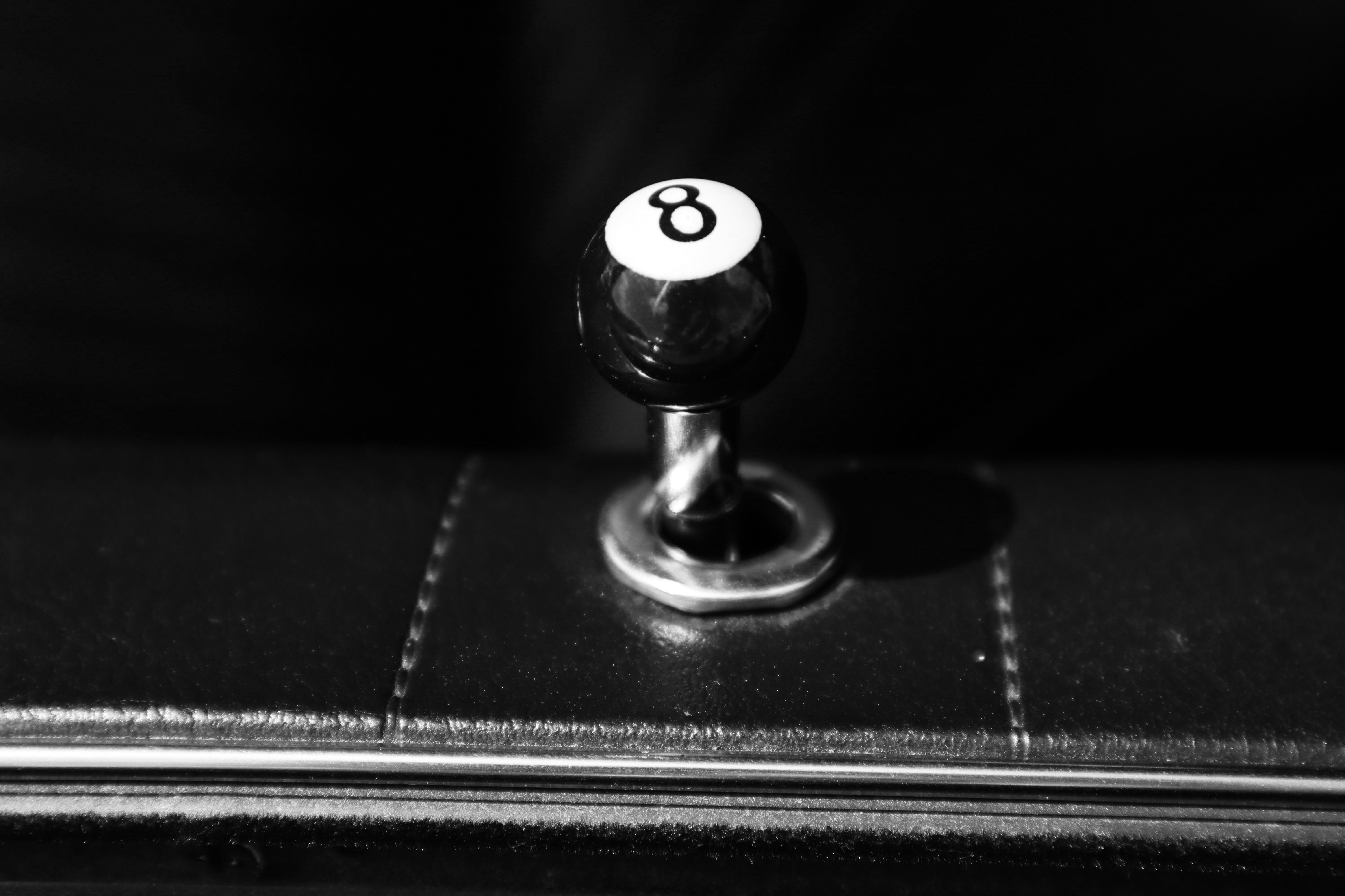 Une photo en noir et blanc d’un huit de billard - balle photo – Photo ...