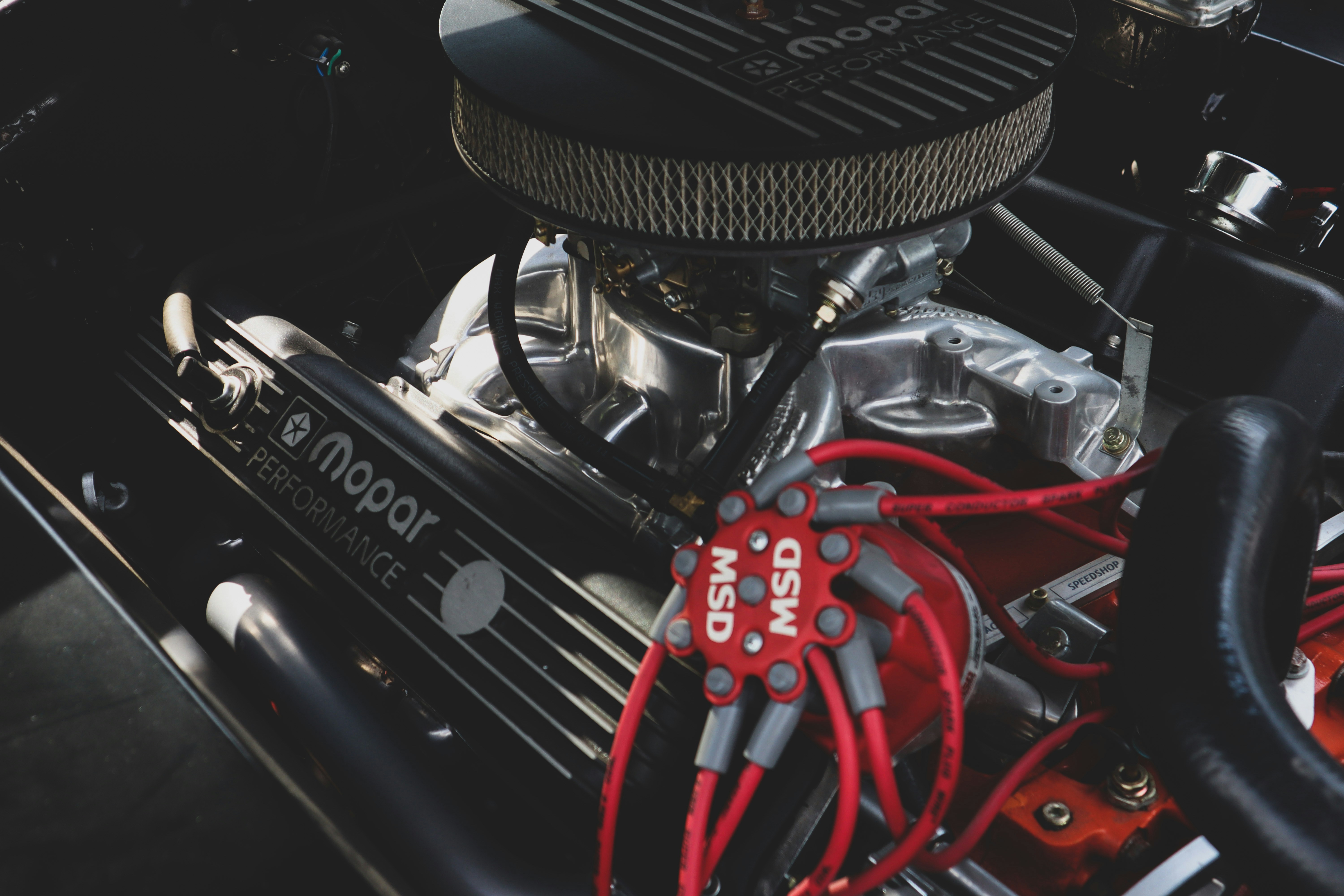 Foto Un primer plano del motor de un coche – Imagen Motor mopar gratis ...