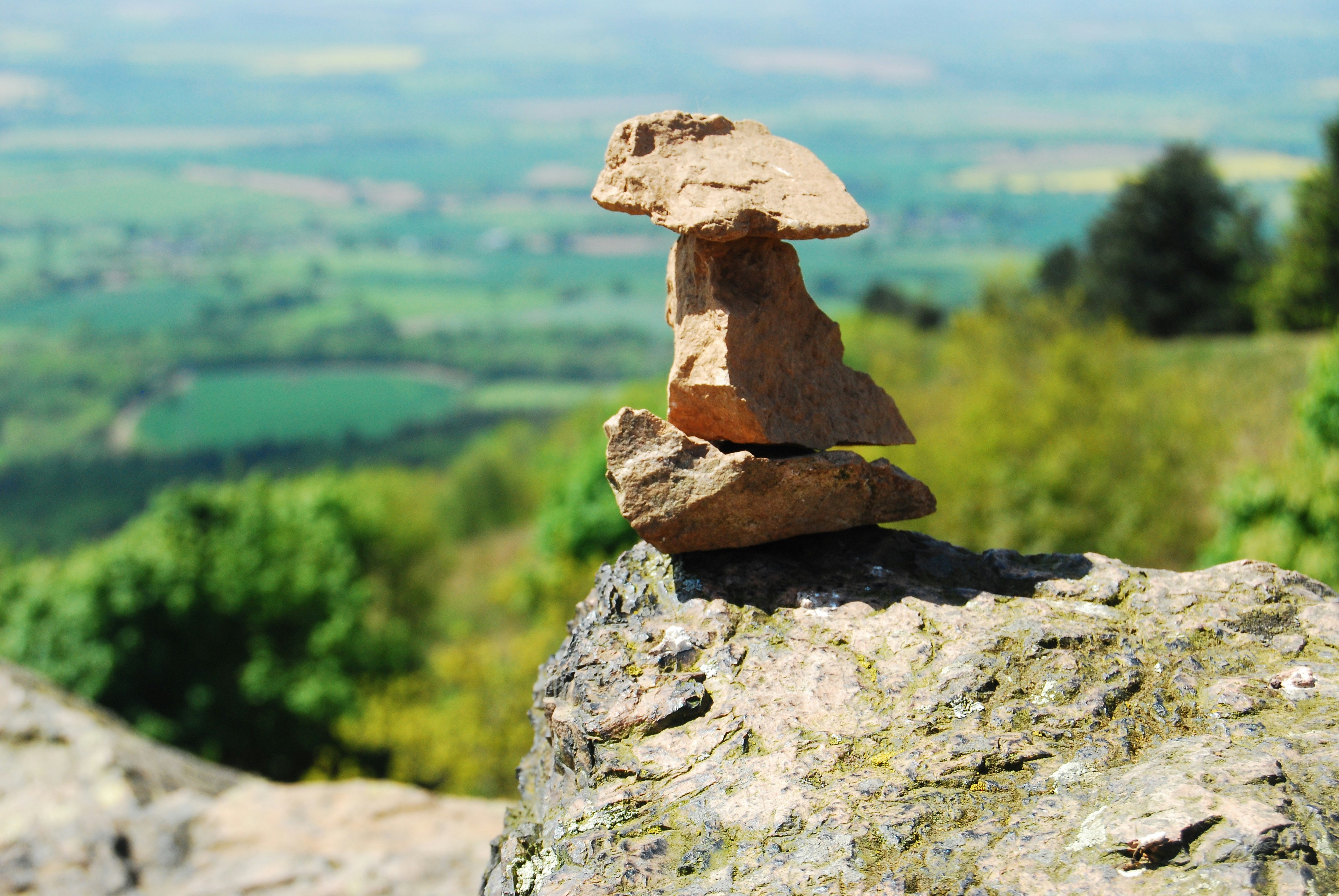 Foto Un montón de rocas sentadas en la cima de una montaña – Imagen ...