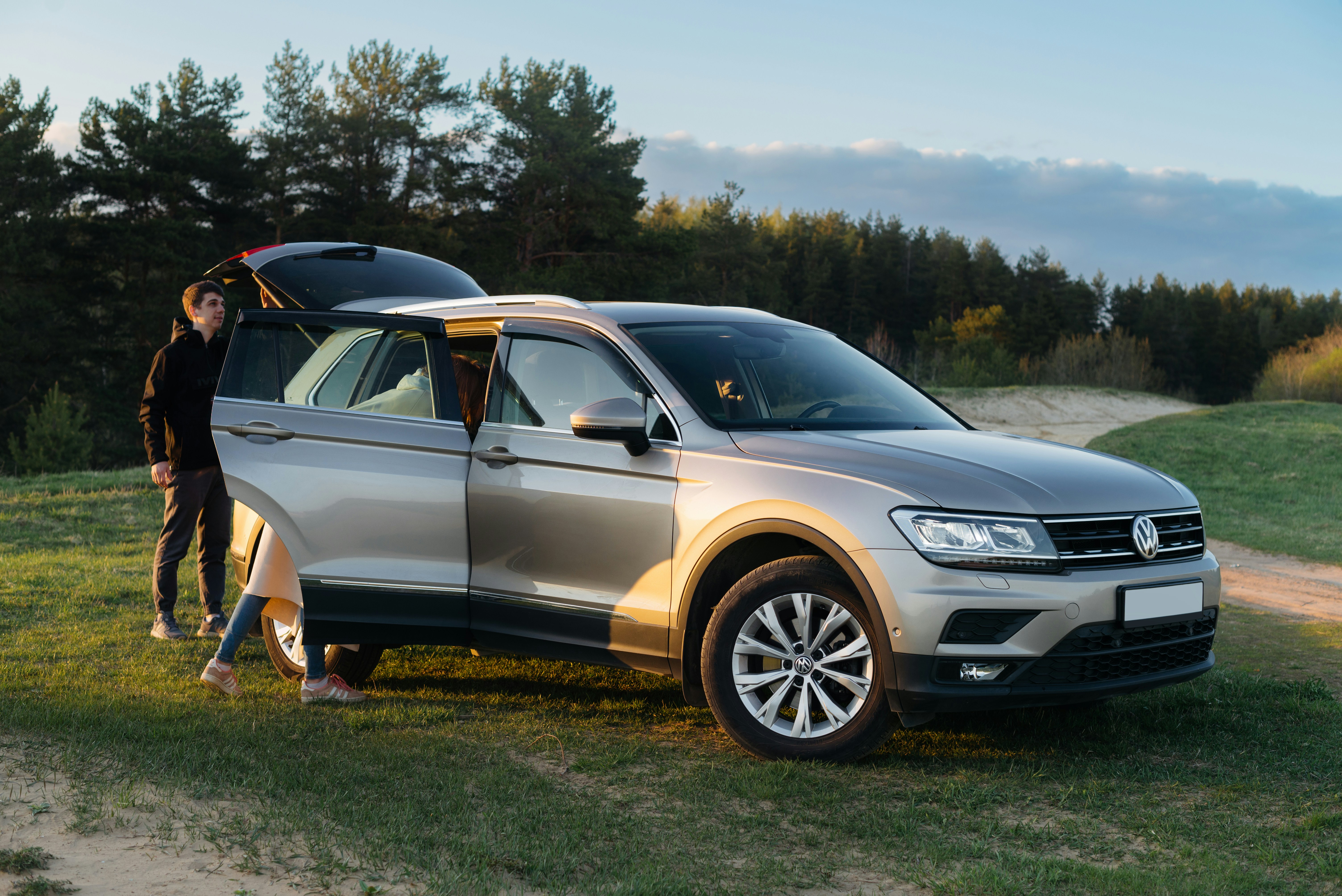 Ein Auto, das auf einem Feld geparkt ist Foto – Kostenloses Bild zum ...