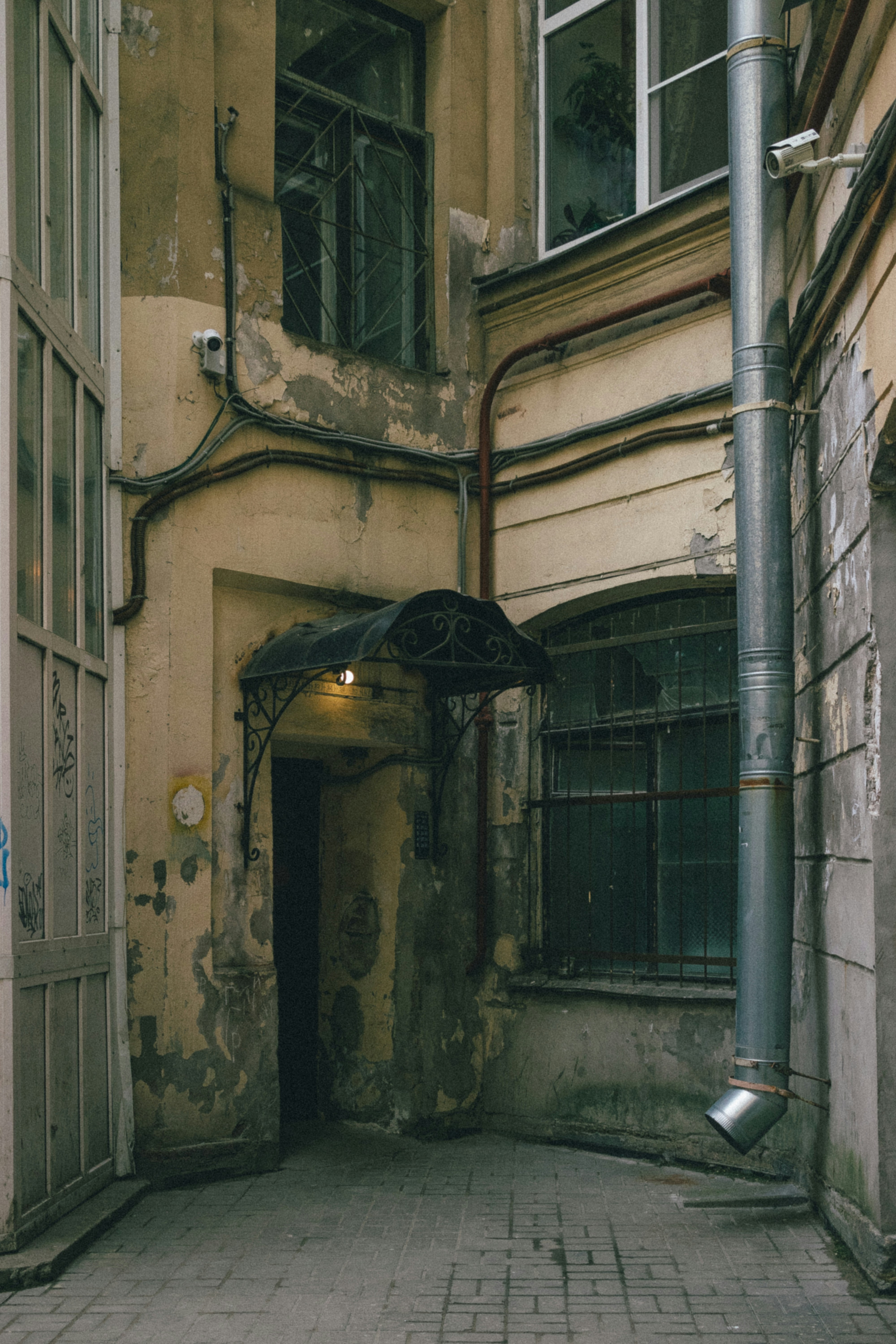 Un edificio antiguo con una puerta averiada foto – Imagen de Gris ...
