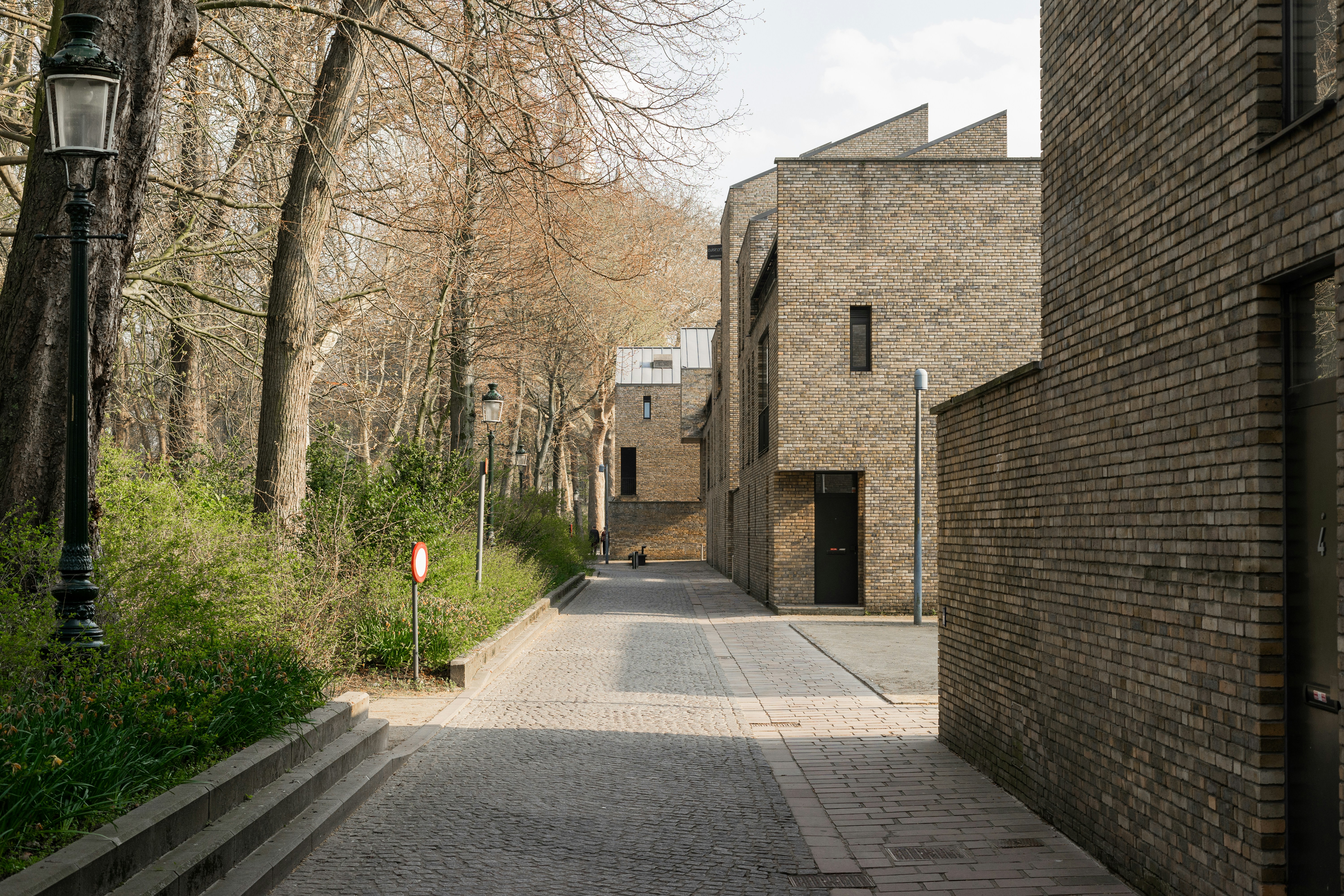 Une rue étroite en briques avec un bâtiment en briques en arrière-plan ...
