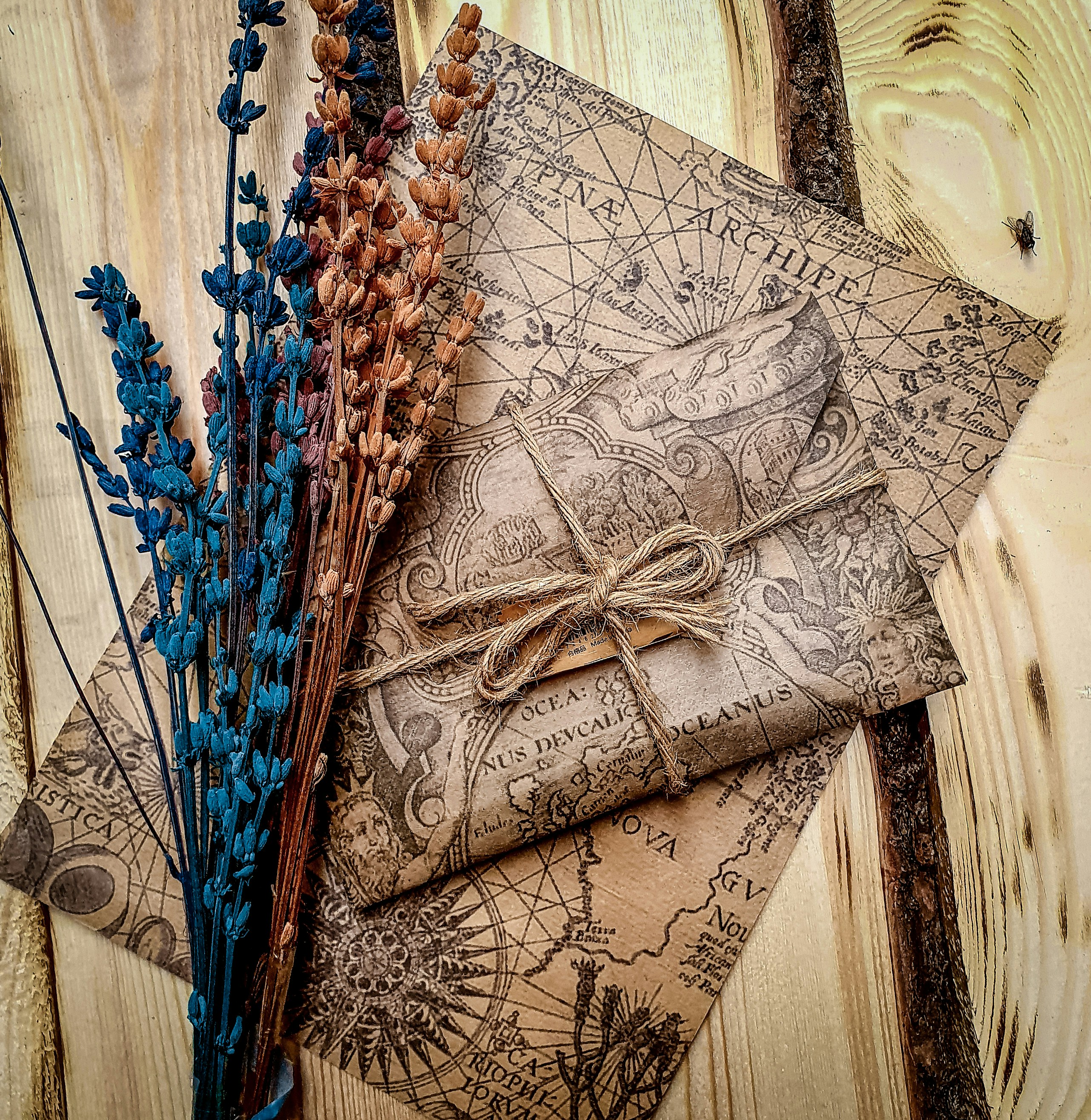 Foto Un pedazo de papel con un mapa junto a algunas flores secas ...