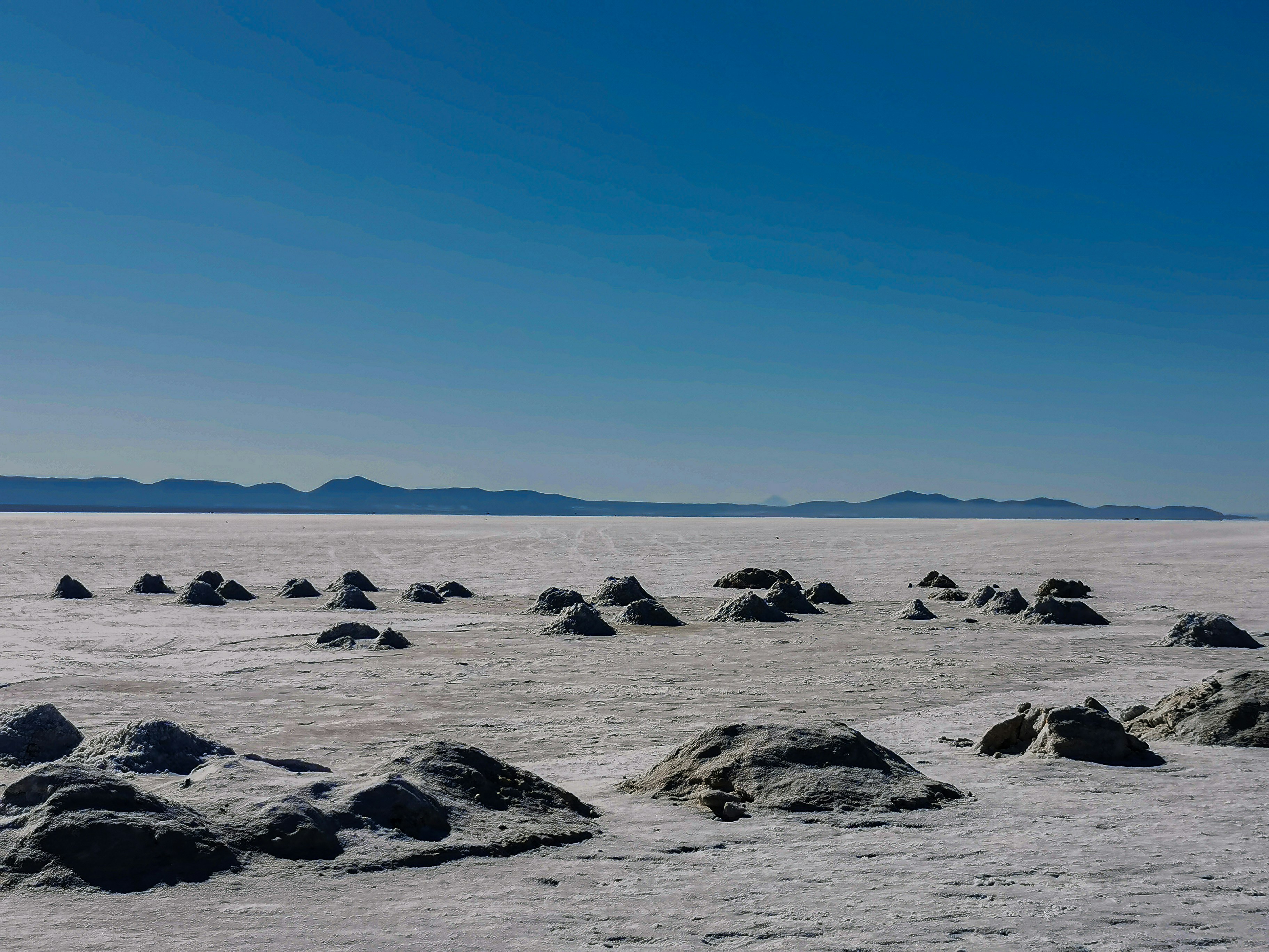 Une vaste étendue de rochers au milieu d’un désert photo – Photo Salar ...