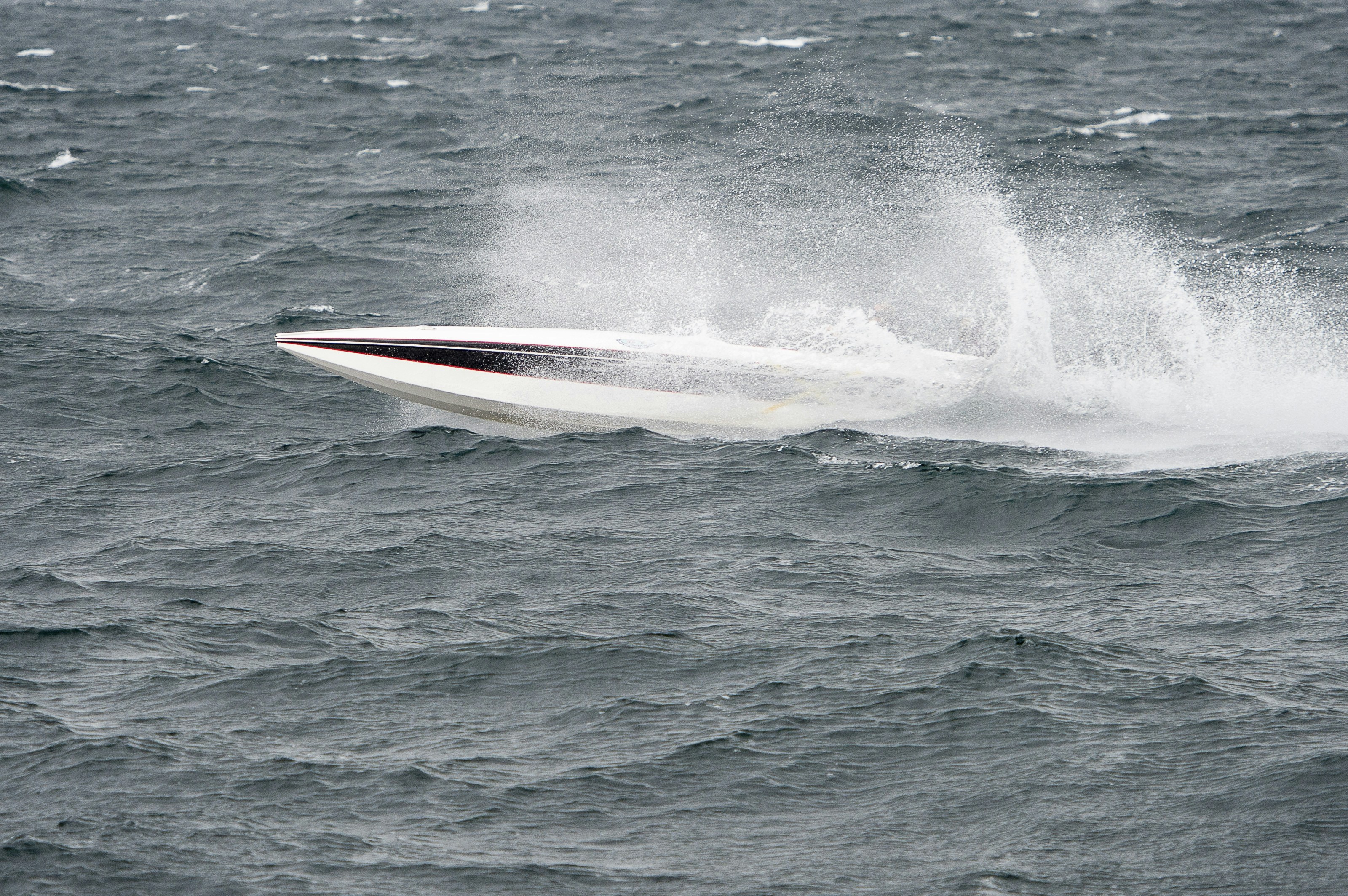 A speed boat splashing up in the water photo – Free Grey Image on Unsplash