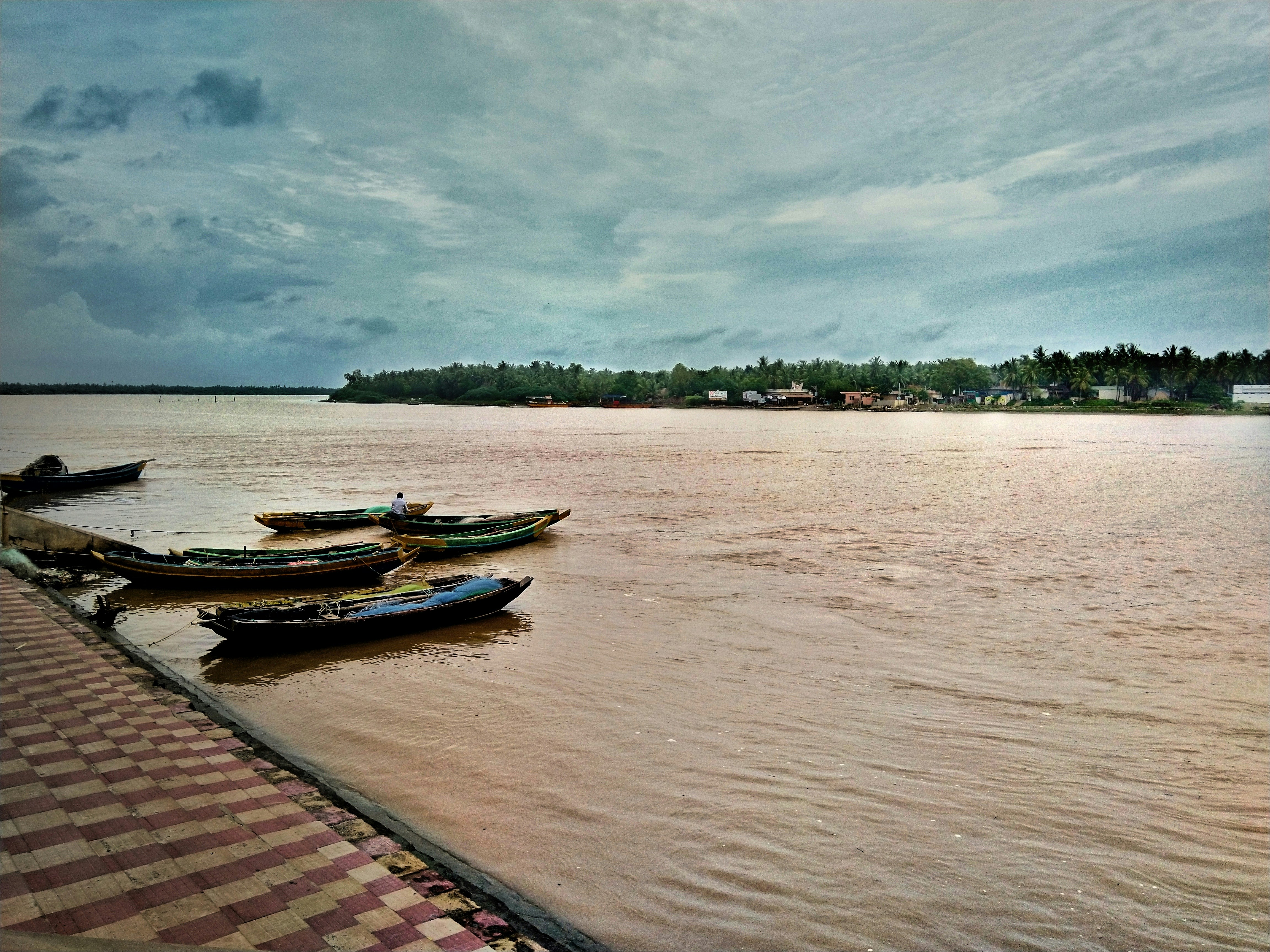 A row boat on a body of water photo – Free Narsapur Image on Unsplash