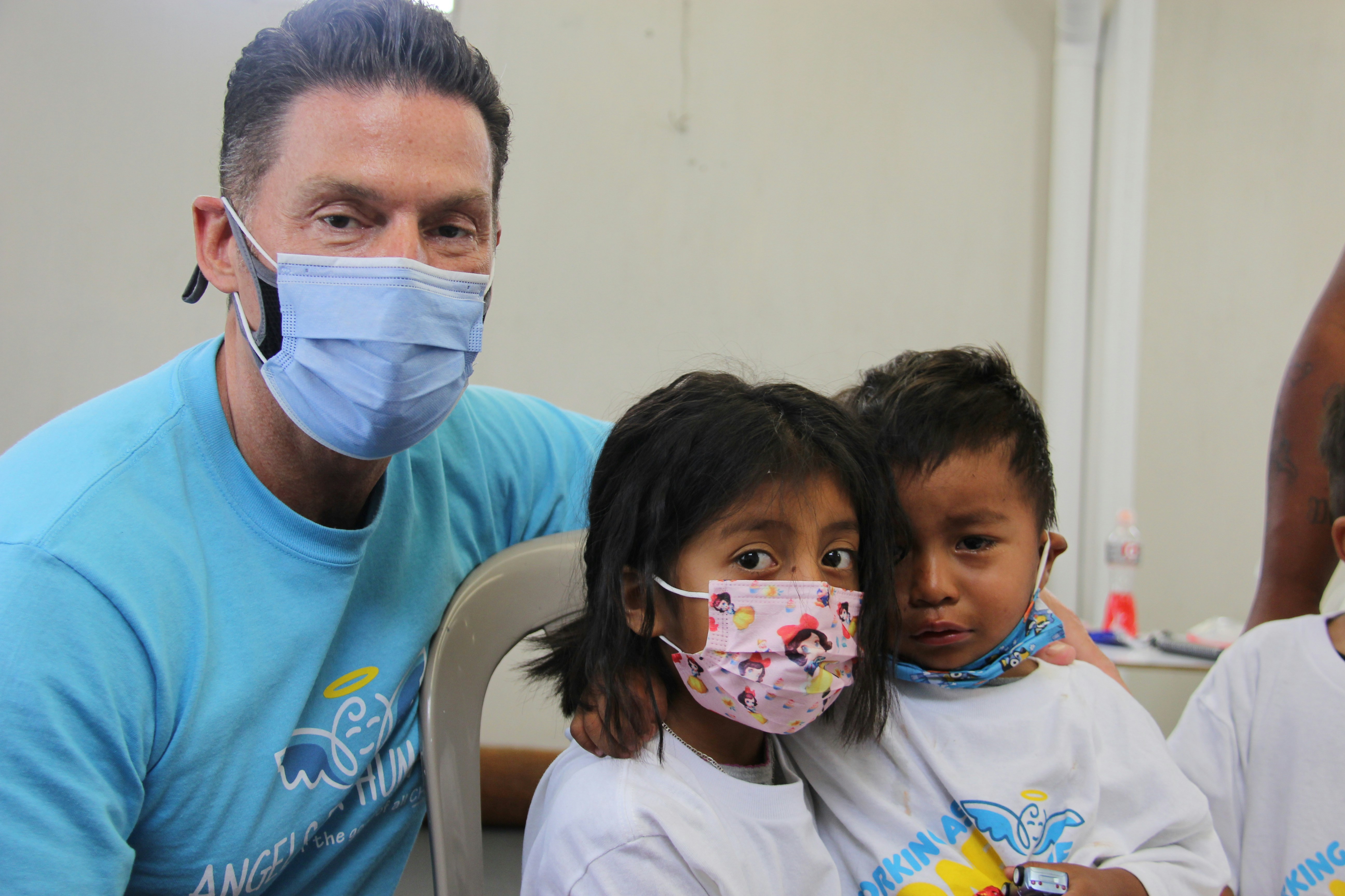 Un homme portant un masque facial avec deux enfants photo – Photo ...