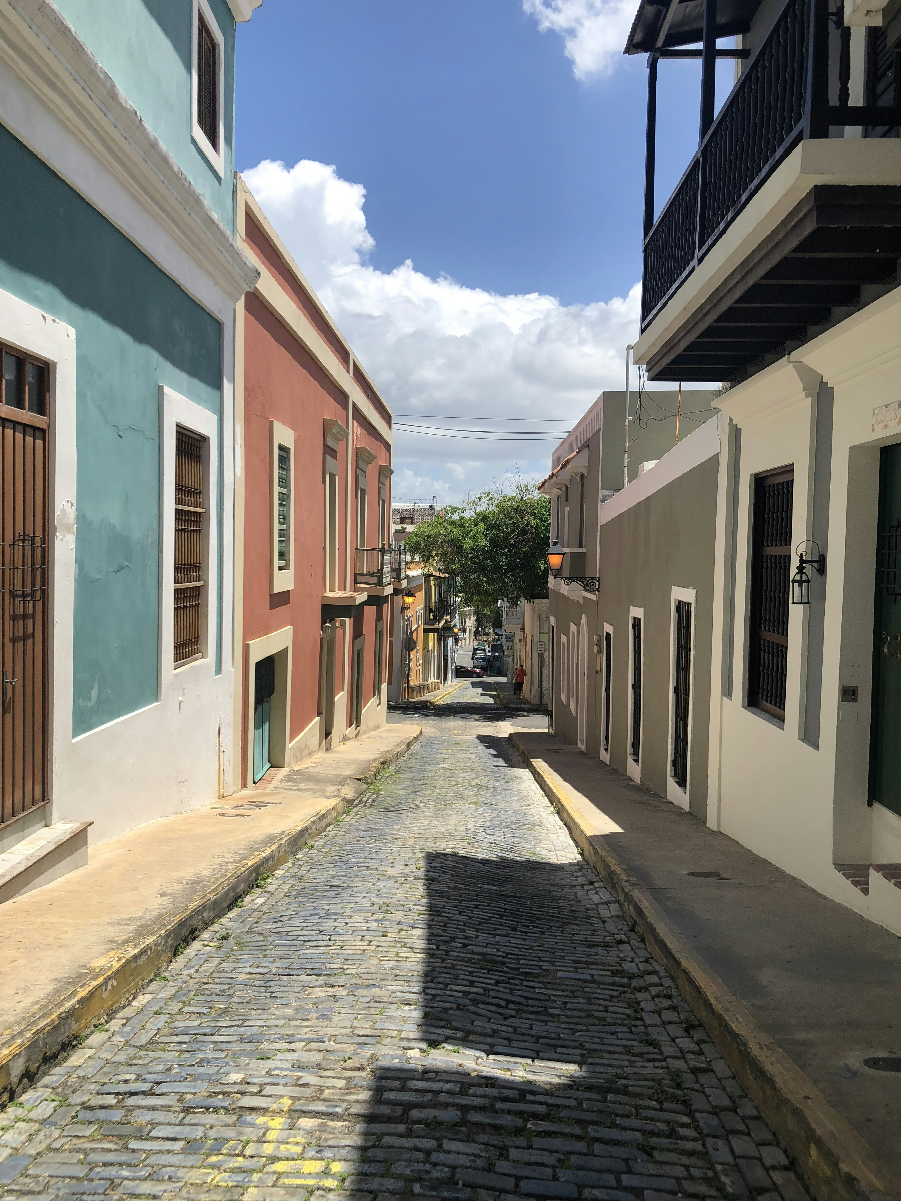 Foto Uma rua de paralelepípedos em uma pequena cidade – Imagem de ...