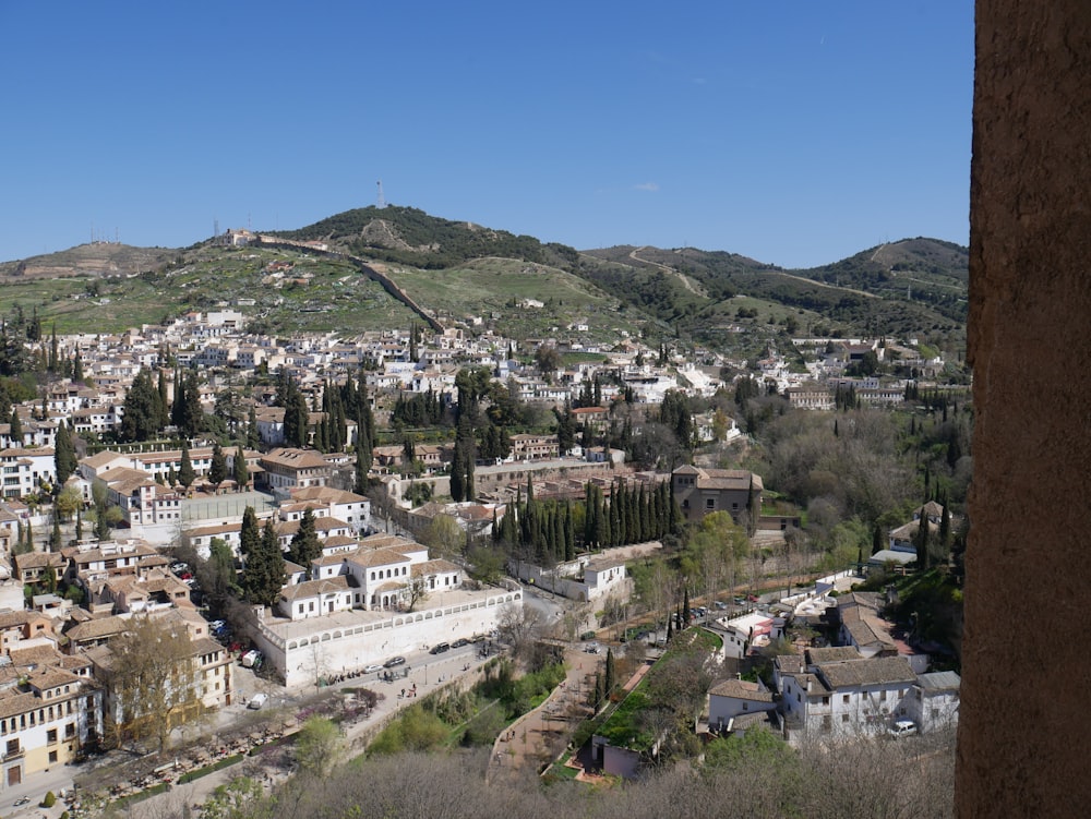 Une vue d’une ville depuis une fenêtre photo – Photo En plein air ... Une vue d’une ville depuis une fenêtre photo – Photo En plein air ...