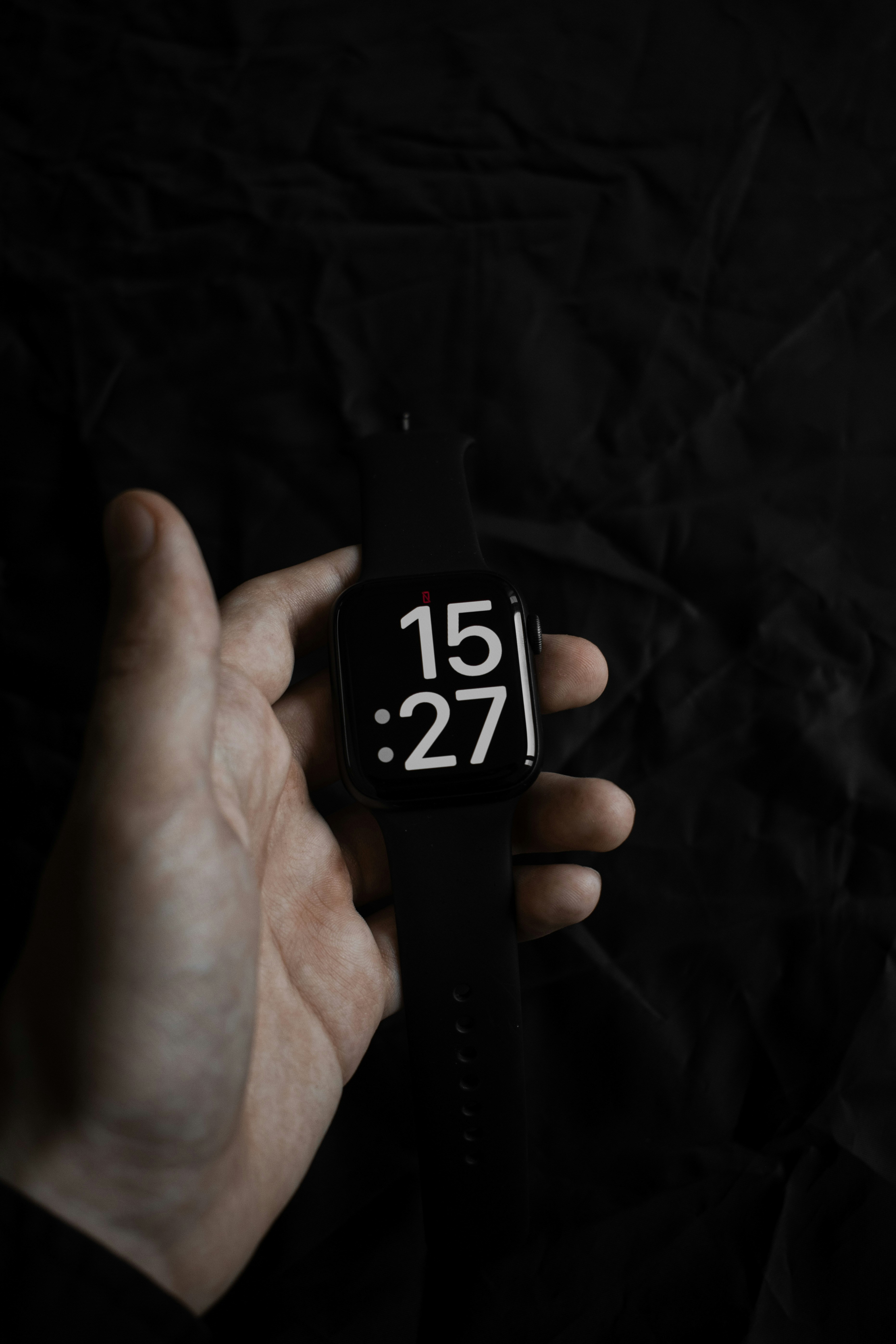 Foto Una persona sosteniendo un reloj inteligente en la mano – Imagen ...