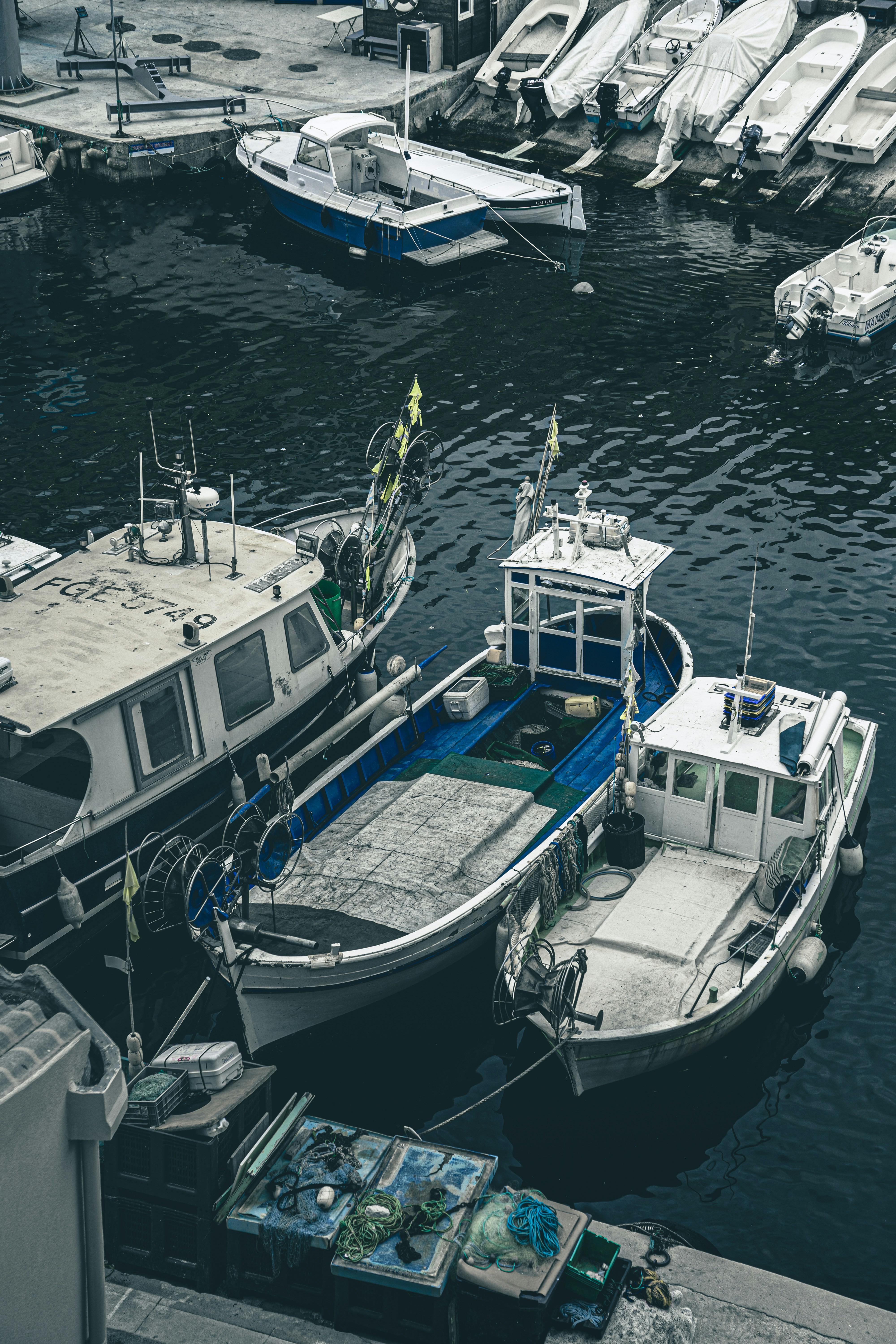 Foto Un par de botes que están sentados en el agua – Imagen Francia ...