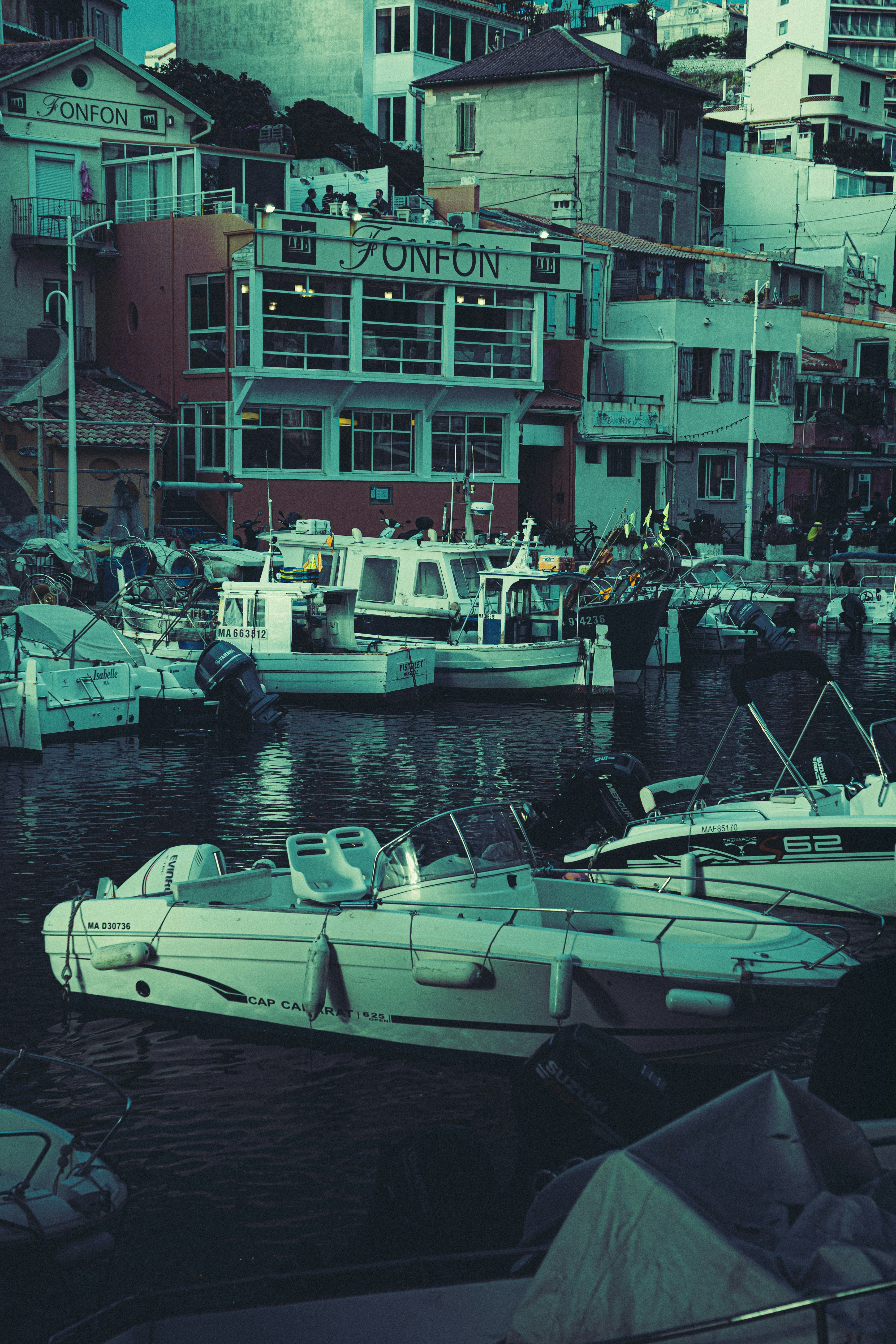 Foto Un puerto lleno de muchos barcos junto a edificios altos – Imagen ...
