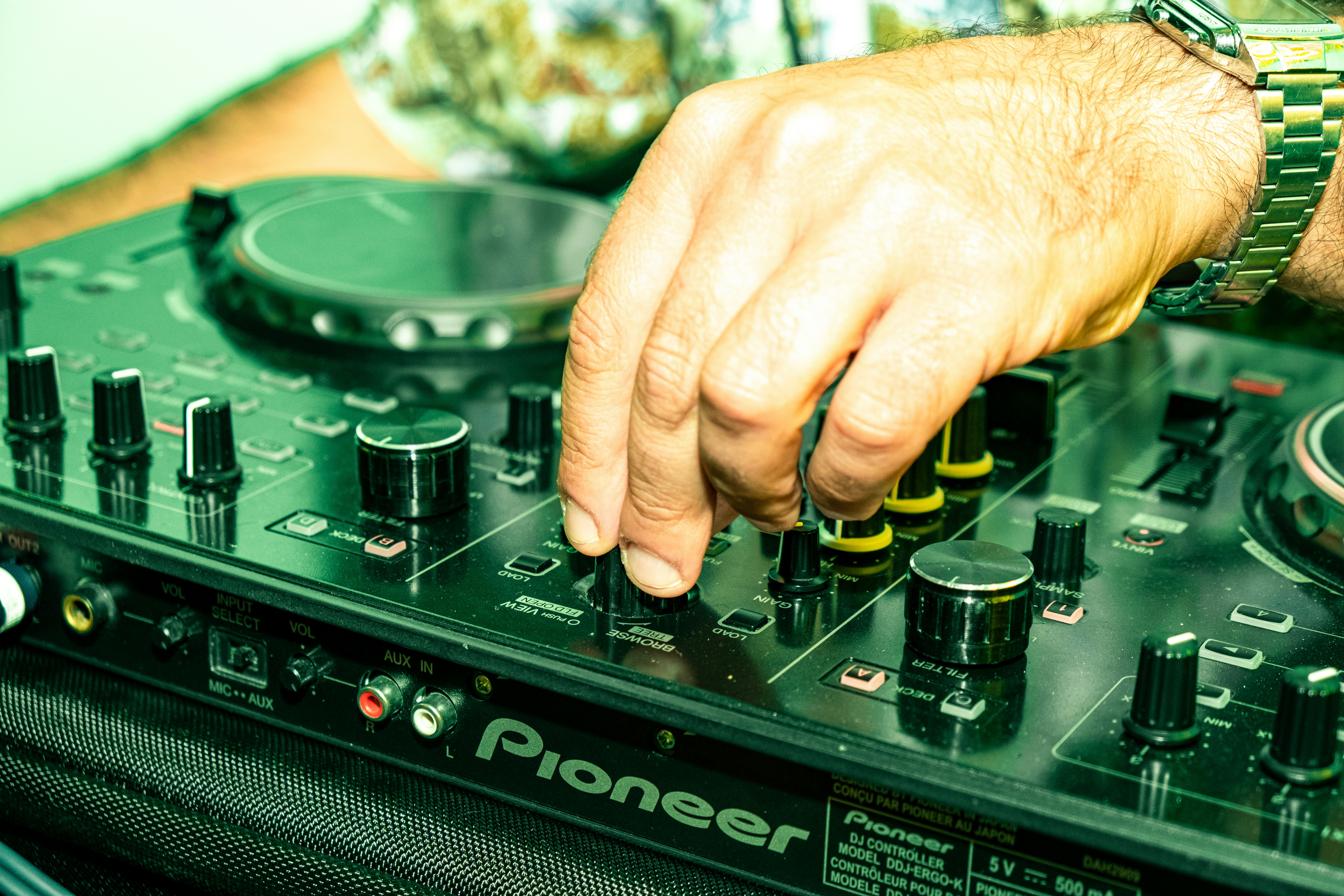 A man is playing music on a dj's turntable photo – Free Human Image on ...