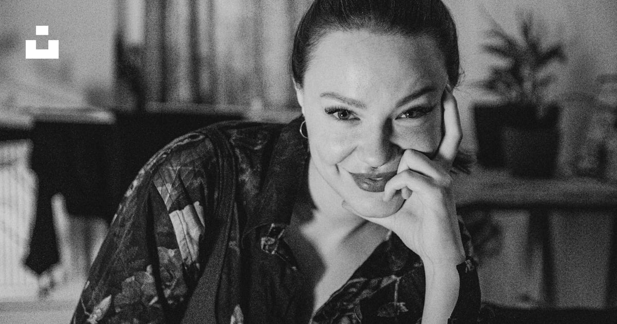 Foto Una Foto En Blanco Y Negro De Una Mujer Hablando Por Teléfono
