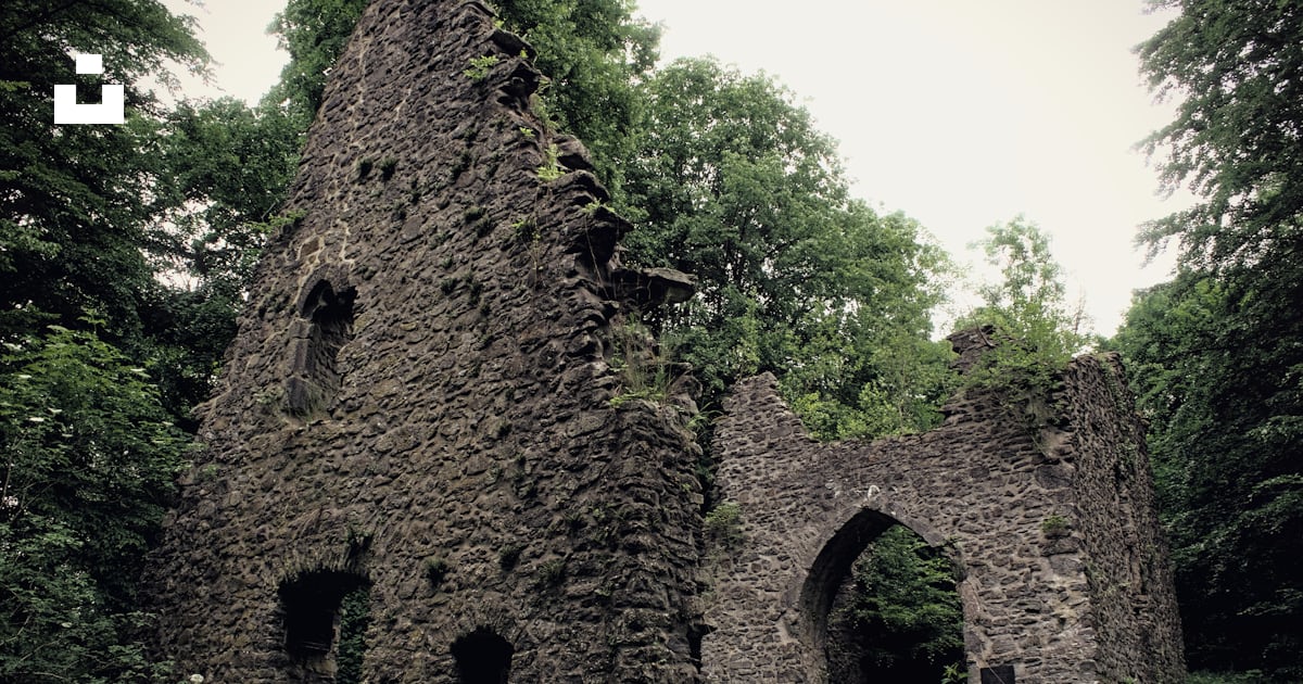 森の真ん中にある古い石造りの建物の写真 Unsplashの壁紙の無料画像
