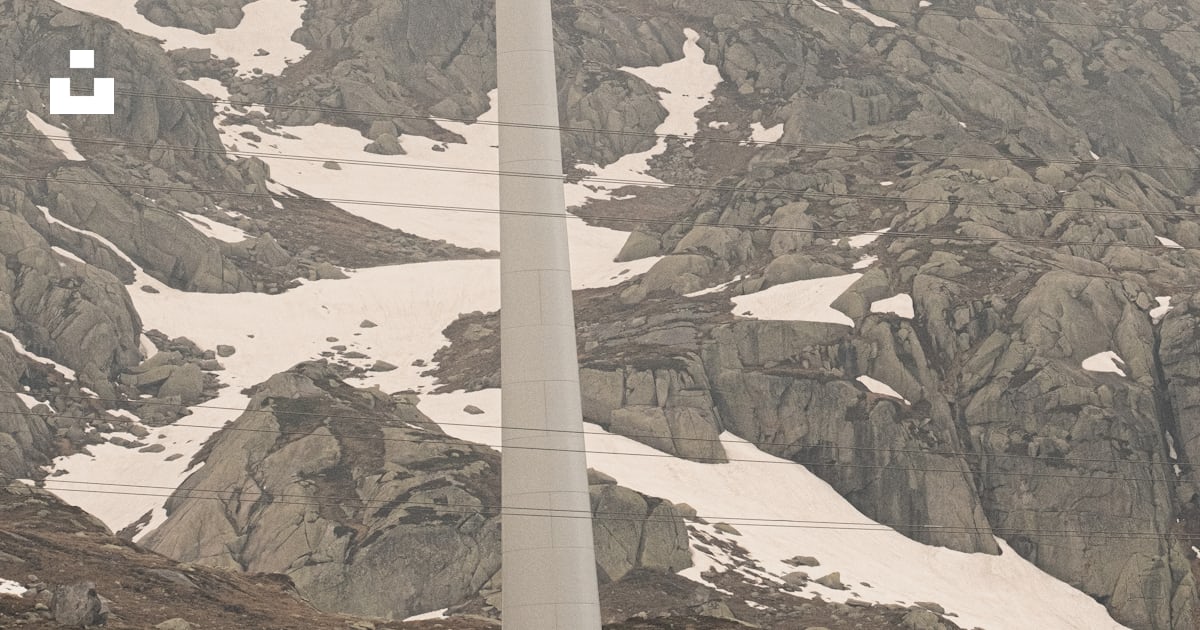Eine Windkraftanlage Auf Einem Schneebedeckten Berg Foto Kostenloses