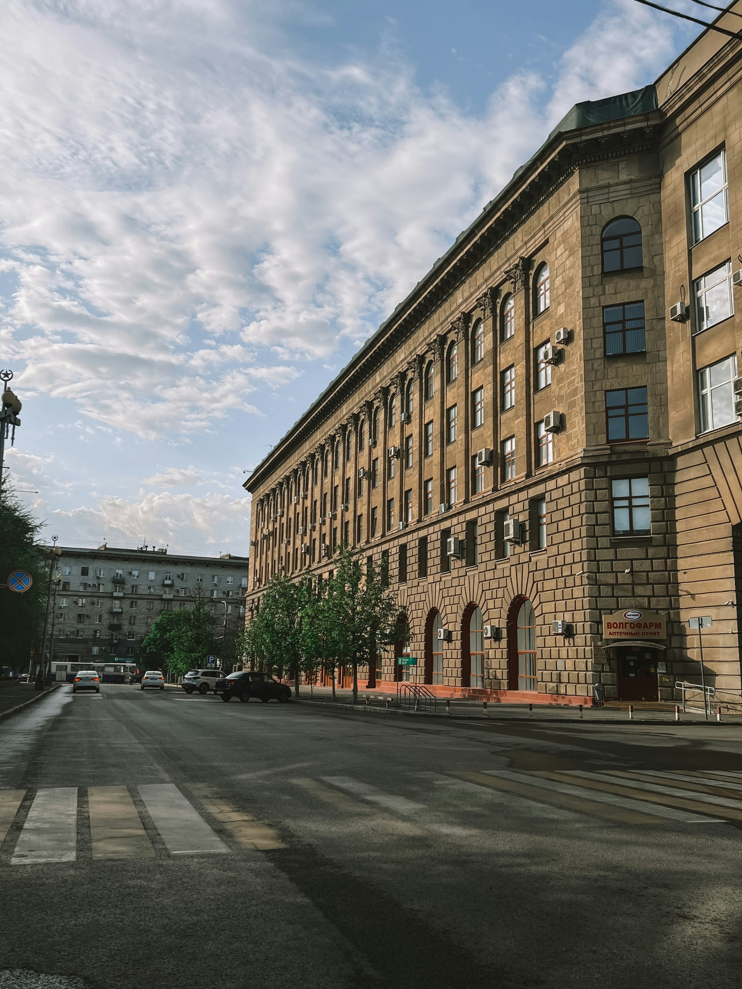 A large brown building sitting on the side of a road photo – Free ...