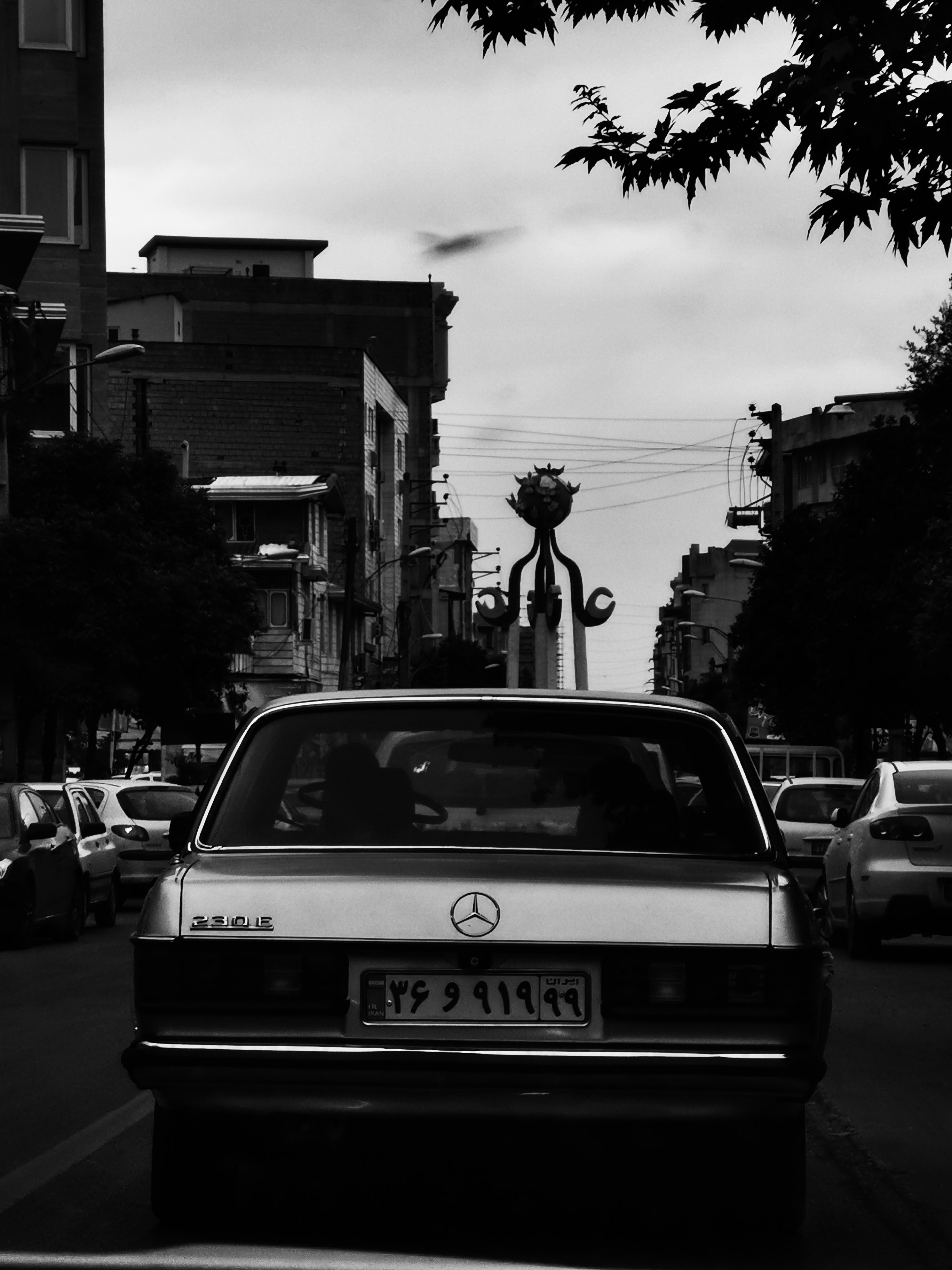 Foto Una foto en blanco y negro de un coche aparcado al costado de la ...