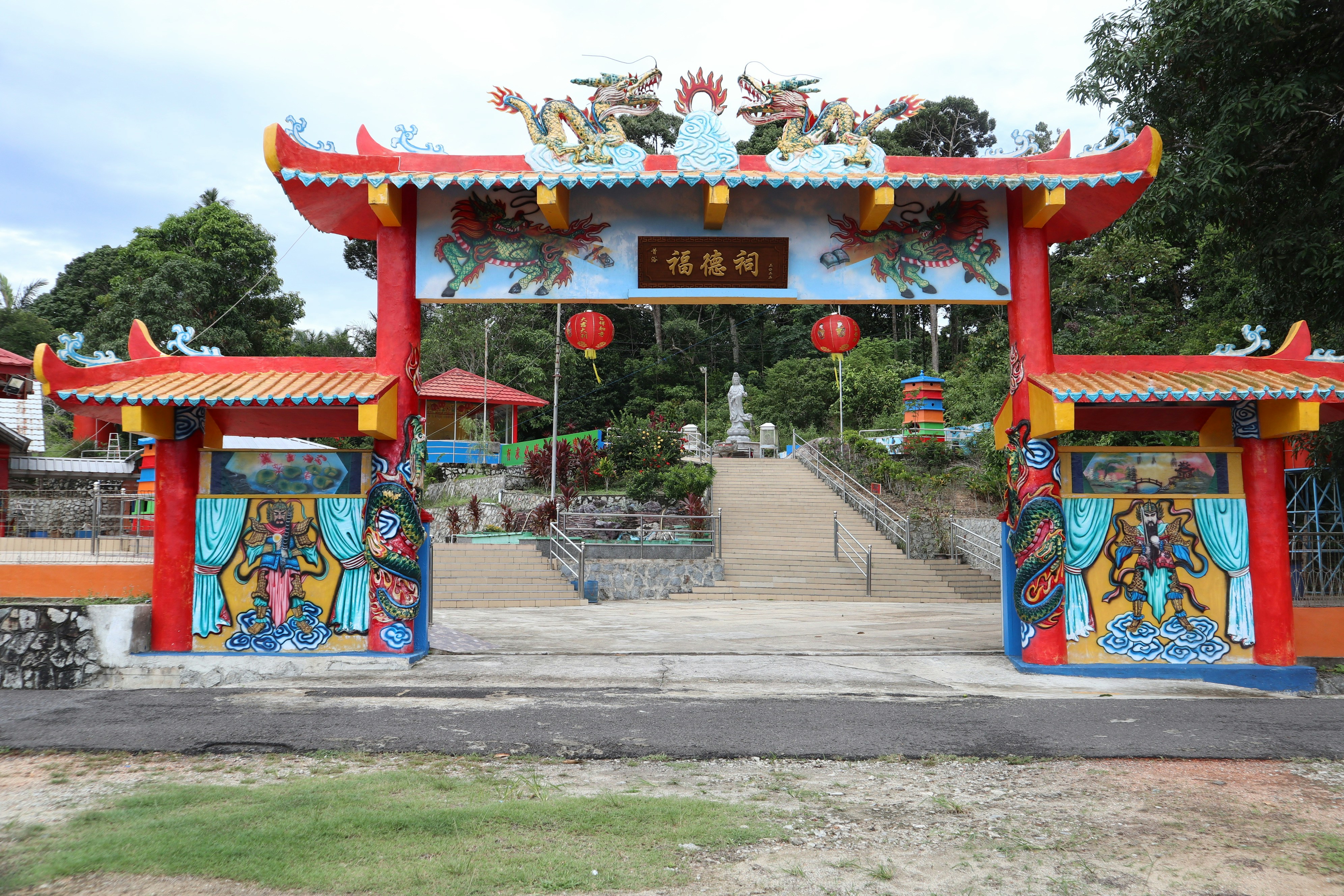 A couple of red and blue gates in a park photo – Free Indonesia Image ...