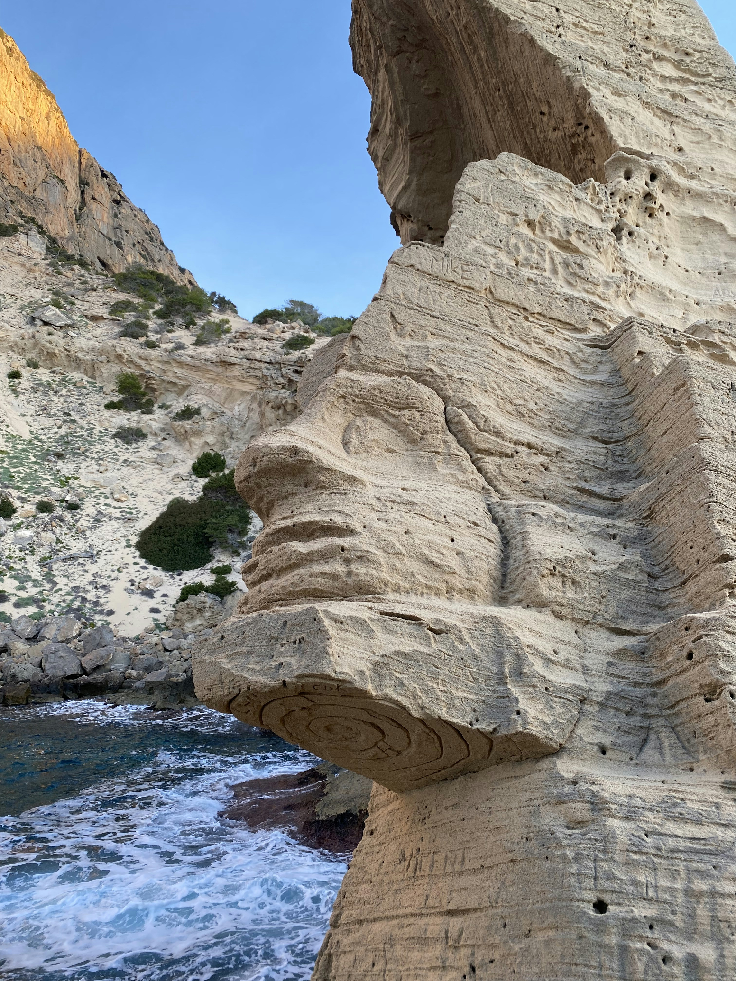 Une grande formation rocheuse à côté d’un plan d’eau photo – Photo ...