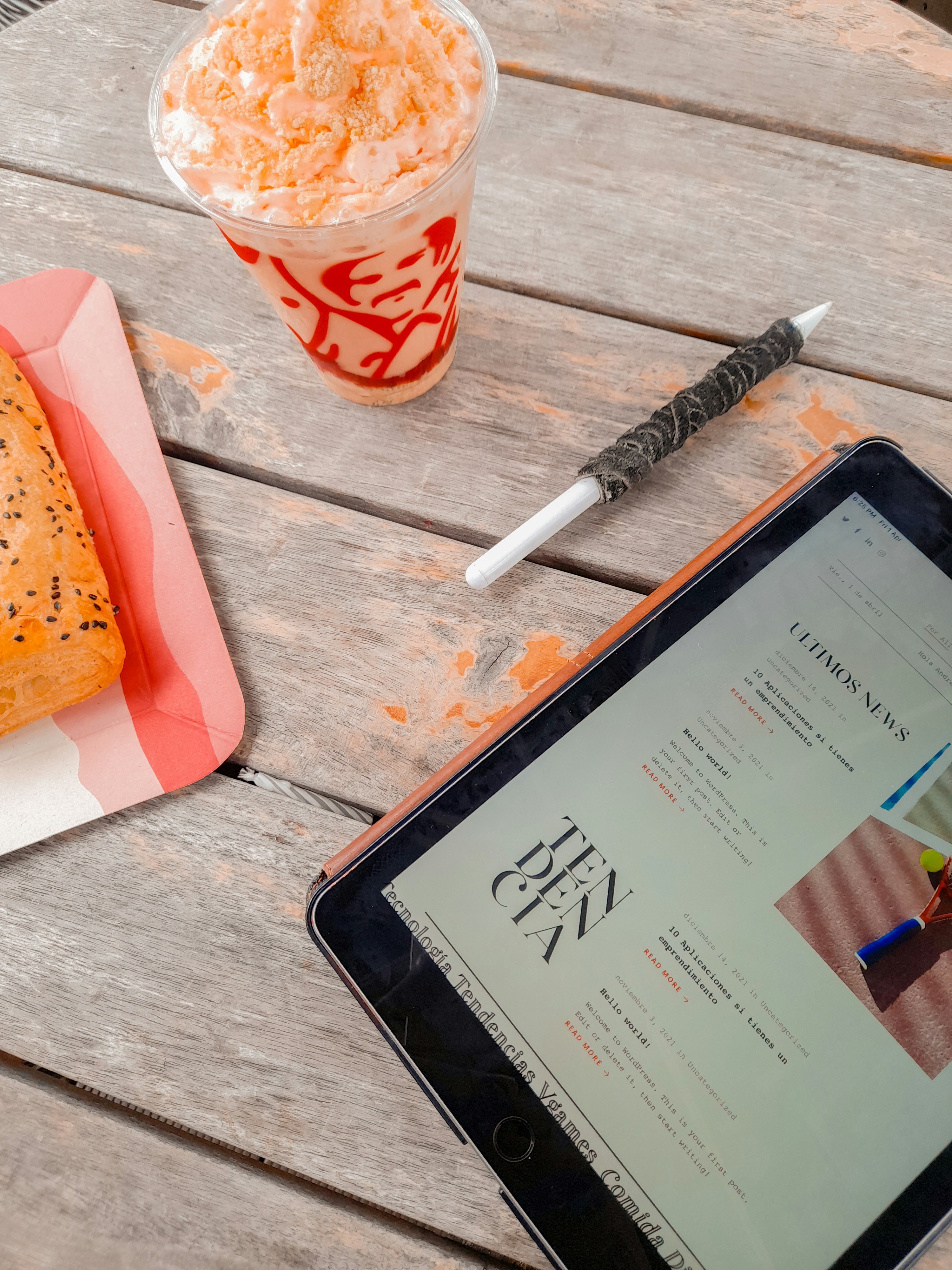 Une tablette posée sur une table en bois photo – Photo Colombia ...