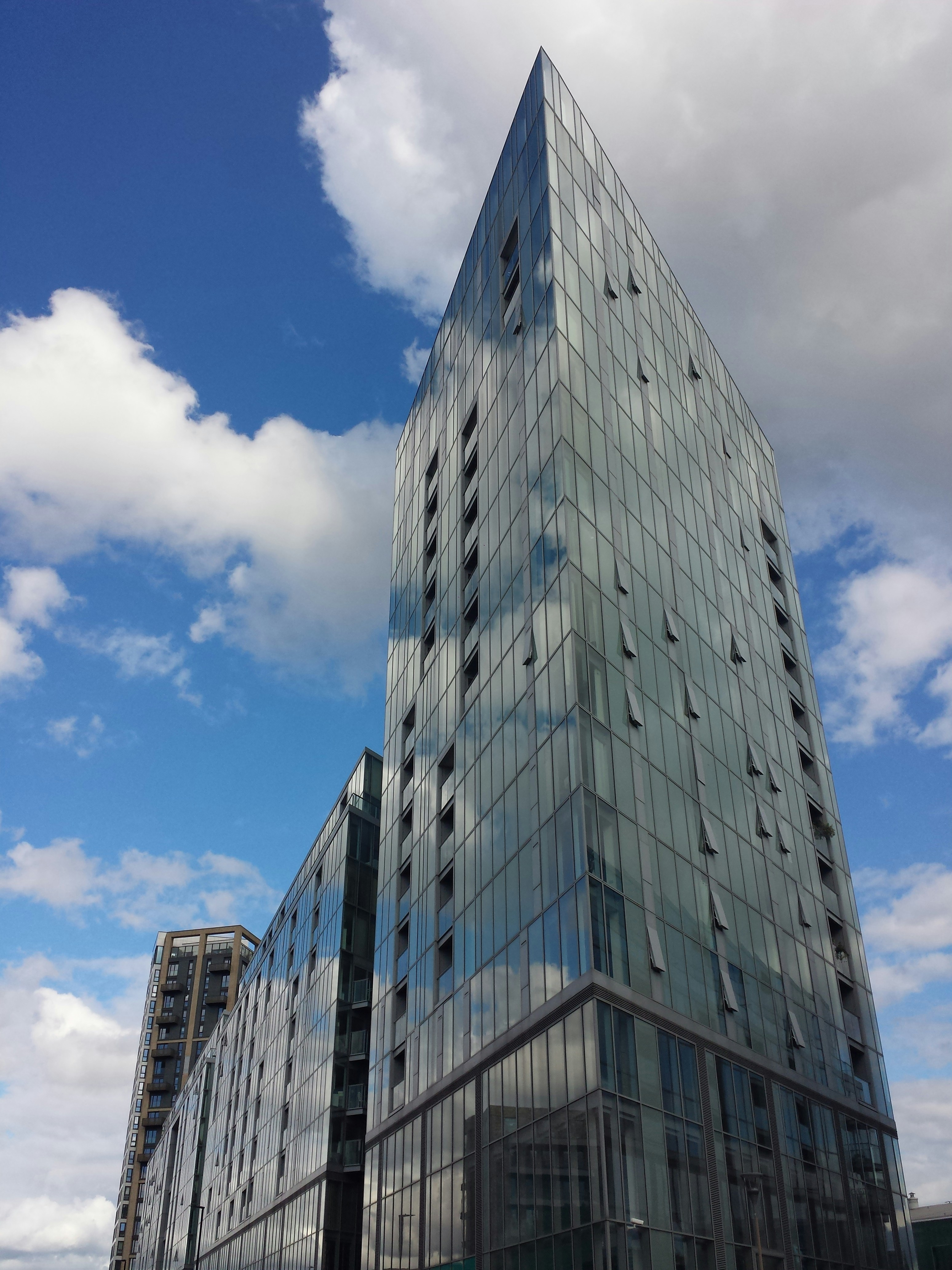 A very tall building with a lot of windows photo – Free Office building ...