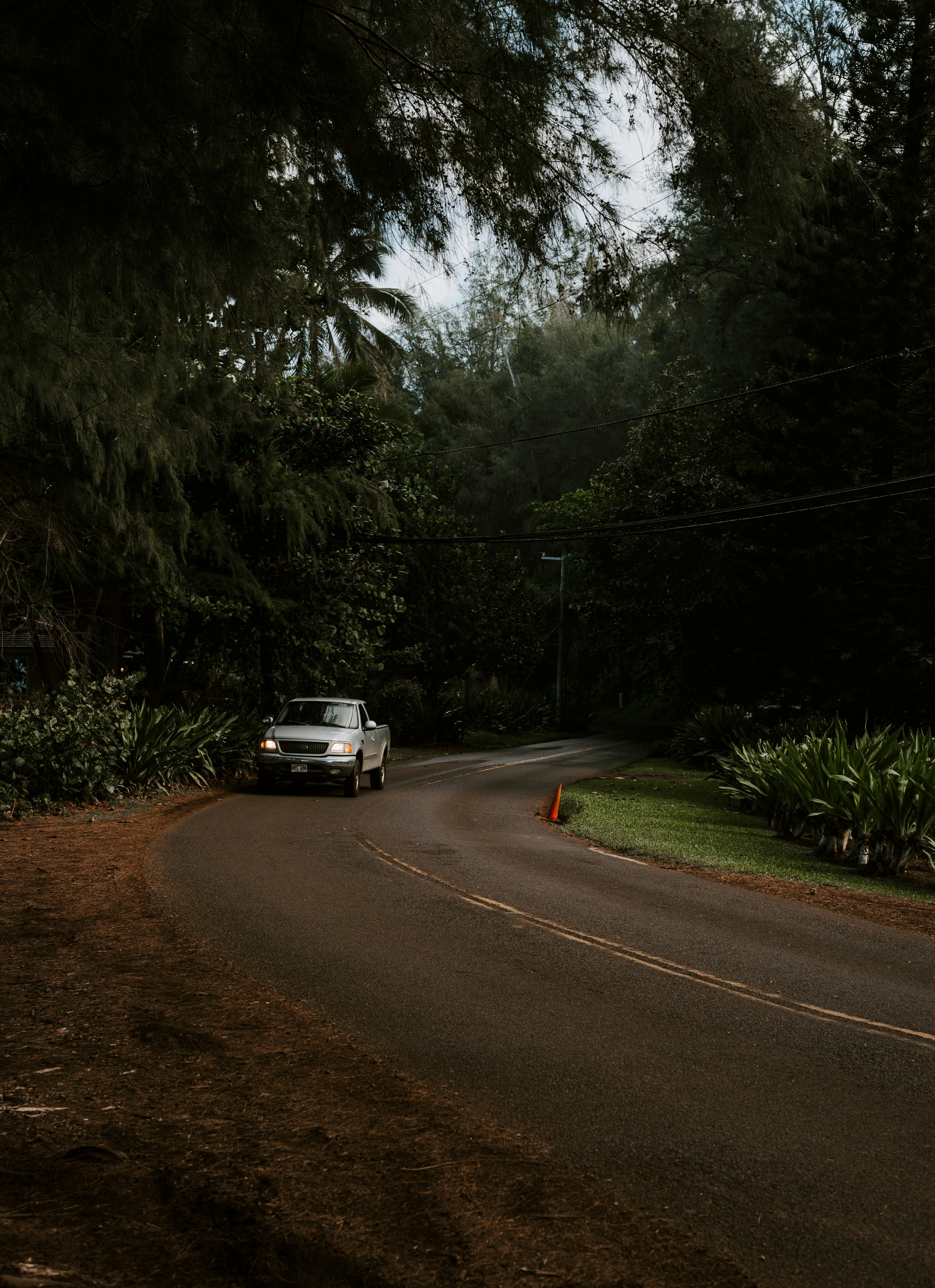 Une voiture blanche roulant sur une route sinueuse photo – Photo Fond ...
