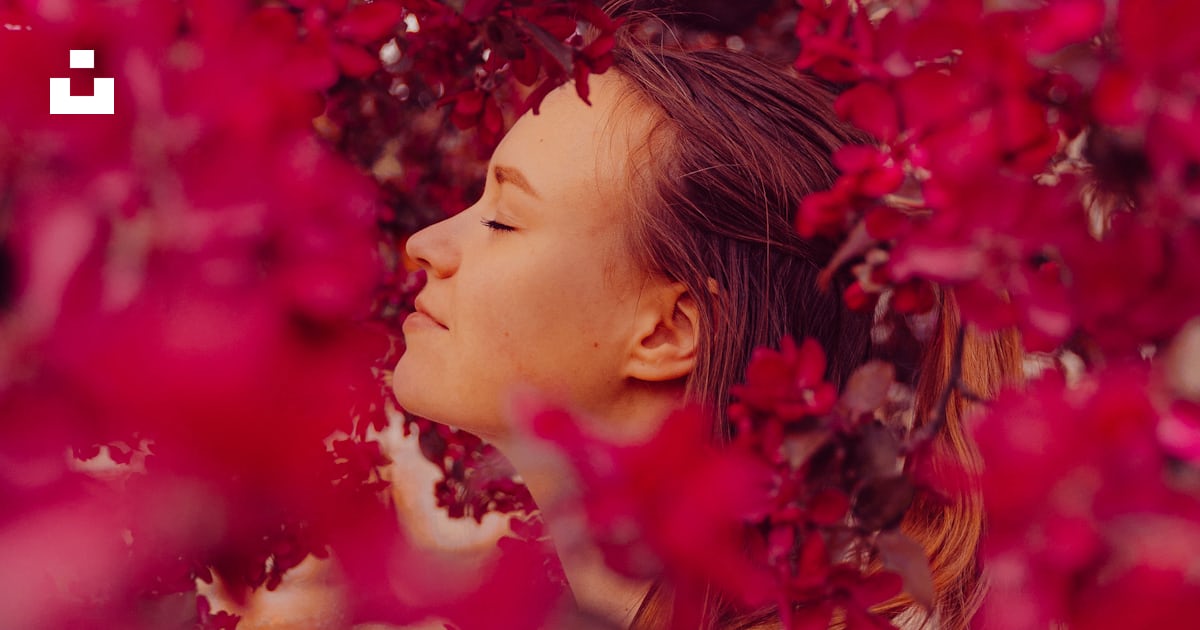 Foto Una Mujer Está Parada Debajo De Un árbol Con Hojas Rojas Imagen