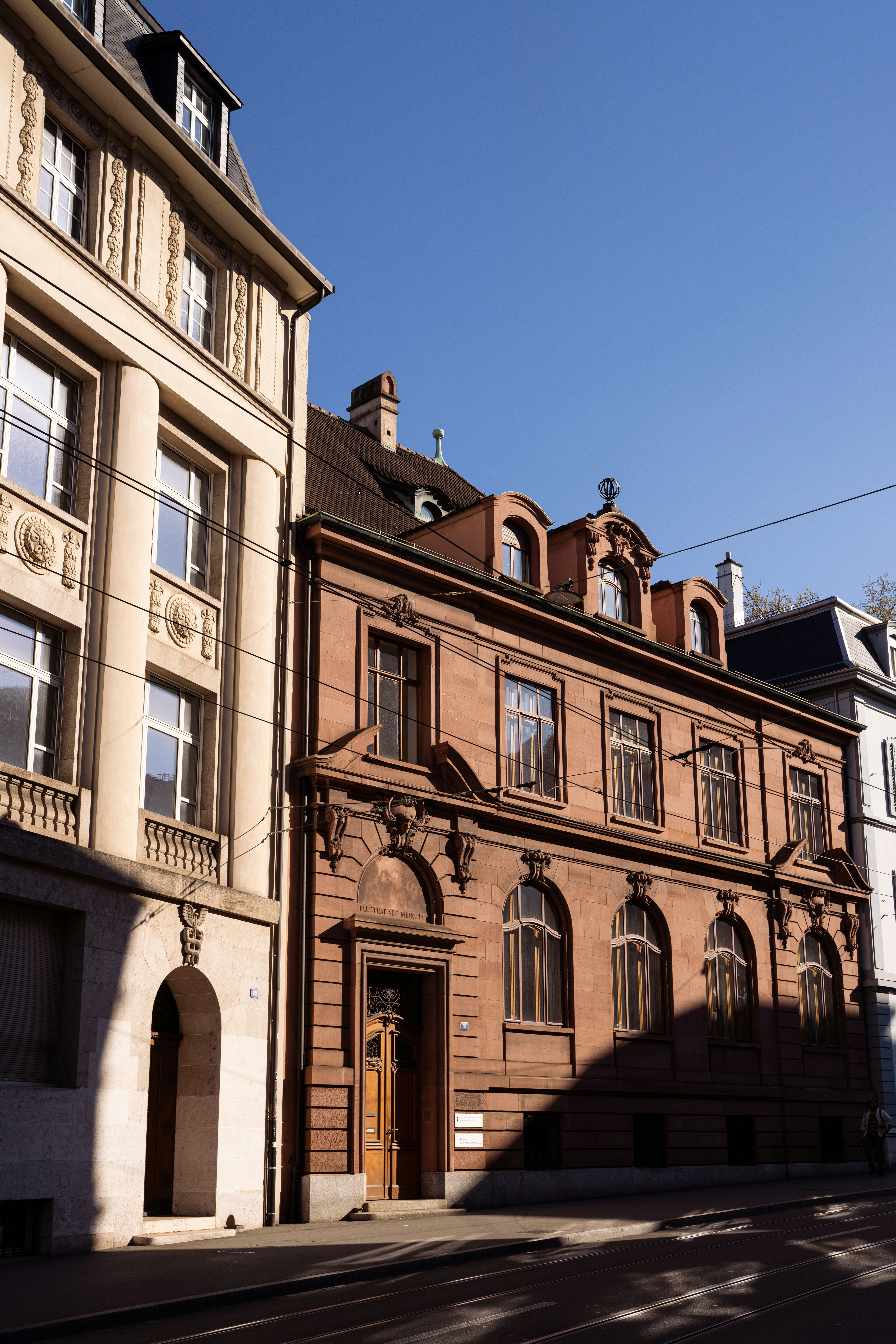 Une rangée de bâtiments dans une rue de la ville photo – Image gratuite ...