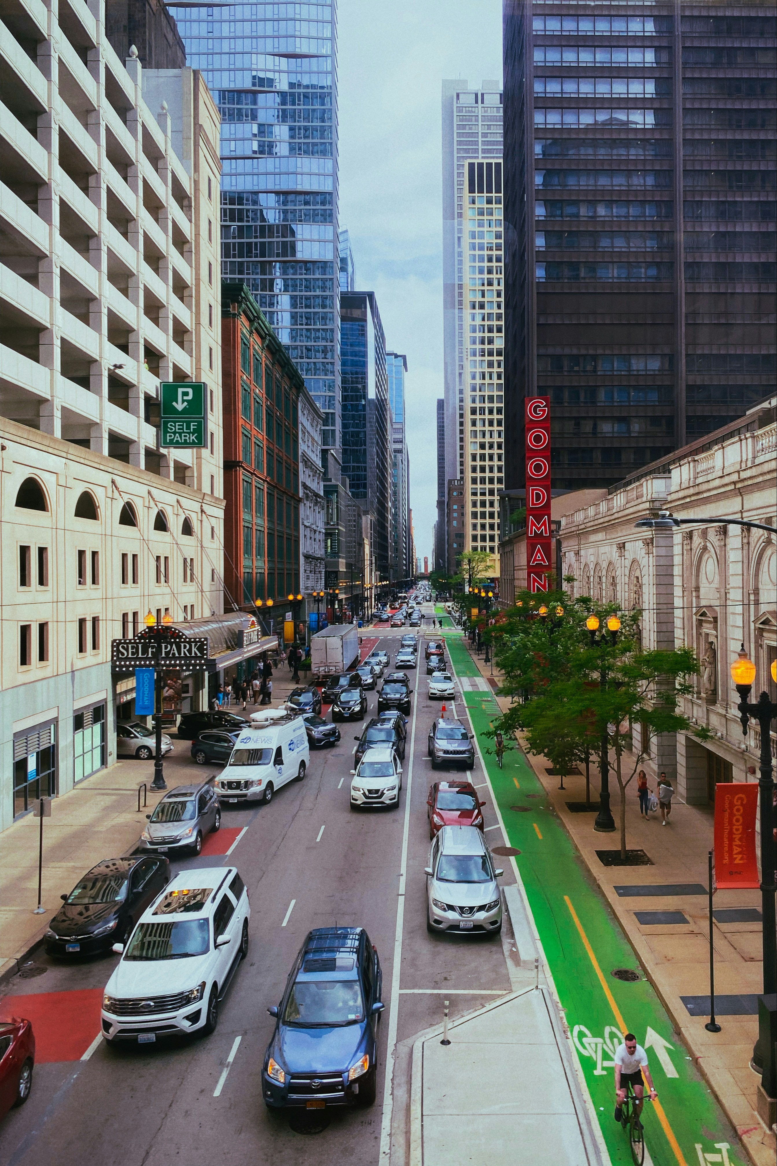 Une rue de la ville remplie de beaucoup de circulation à côté de grands ...