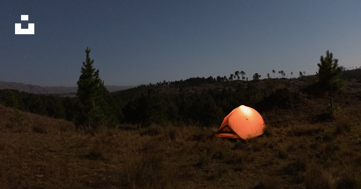 Une Tente Dressée Dans Un Champ La Nuit Photo Photo Argentina