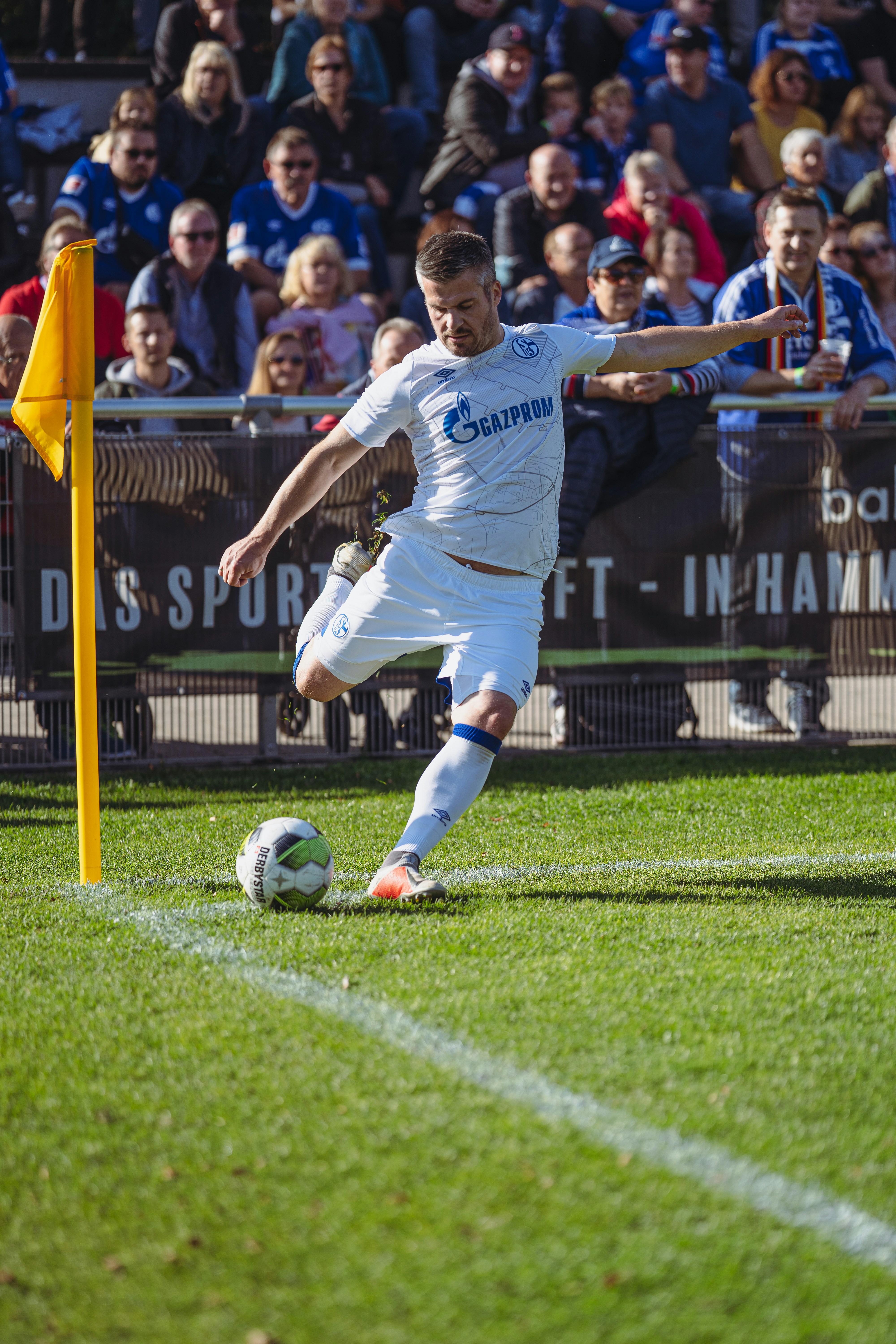 Foto Un hombre pateando una pelota de fútbol alrededor de un campo ...